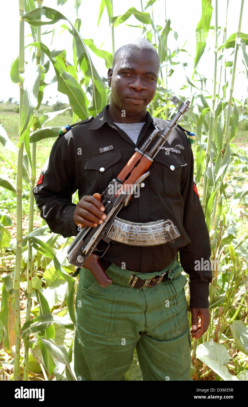 (dpa) - The picture shows an armed soldier at a corn field near the ...