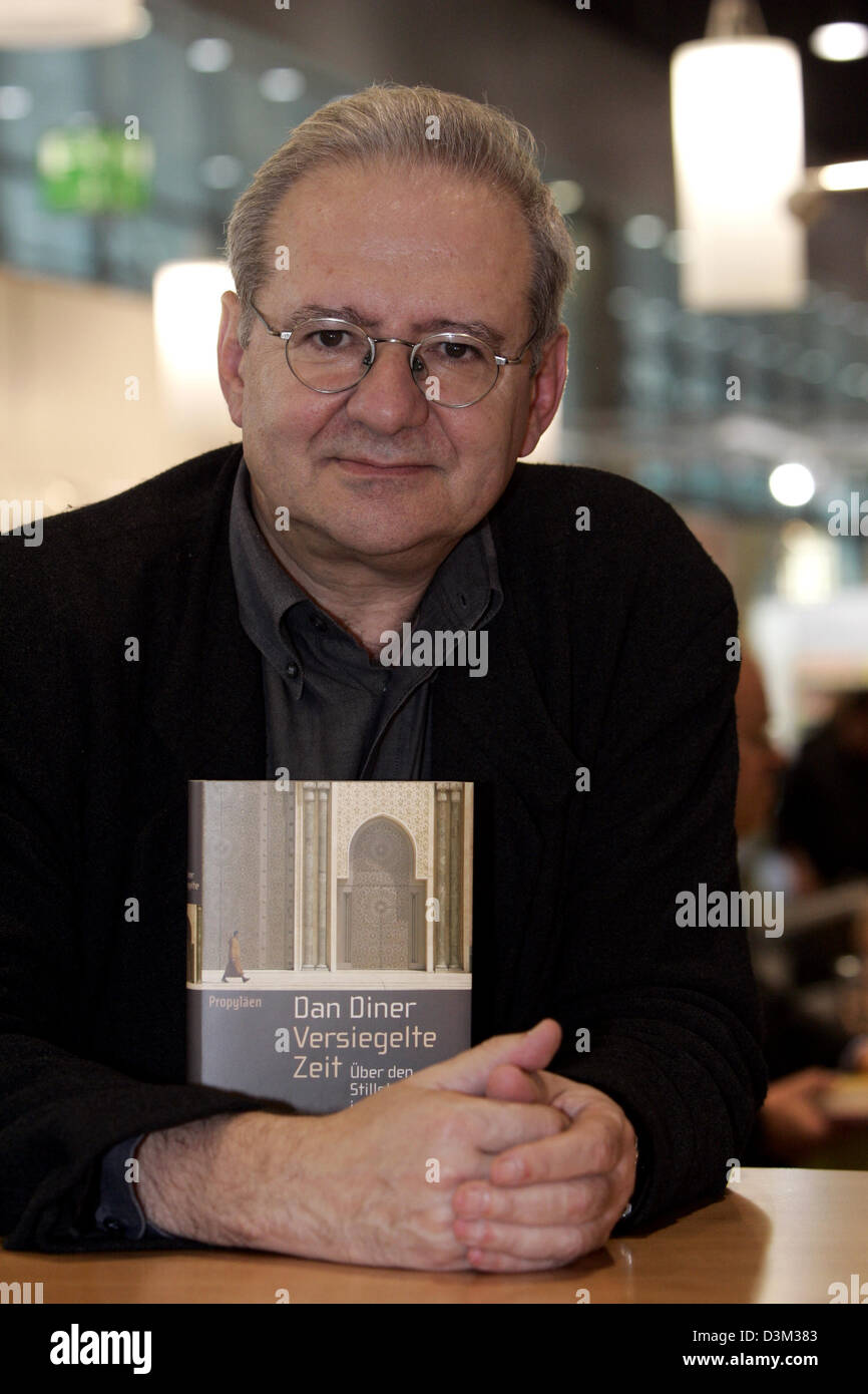 (dpa) - History professor and author Dan Diner presents his book ...