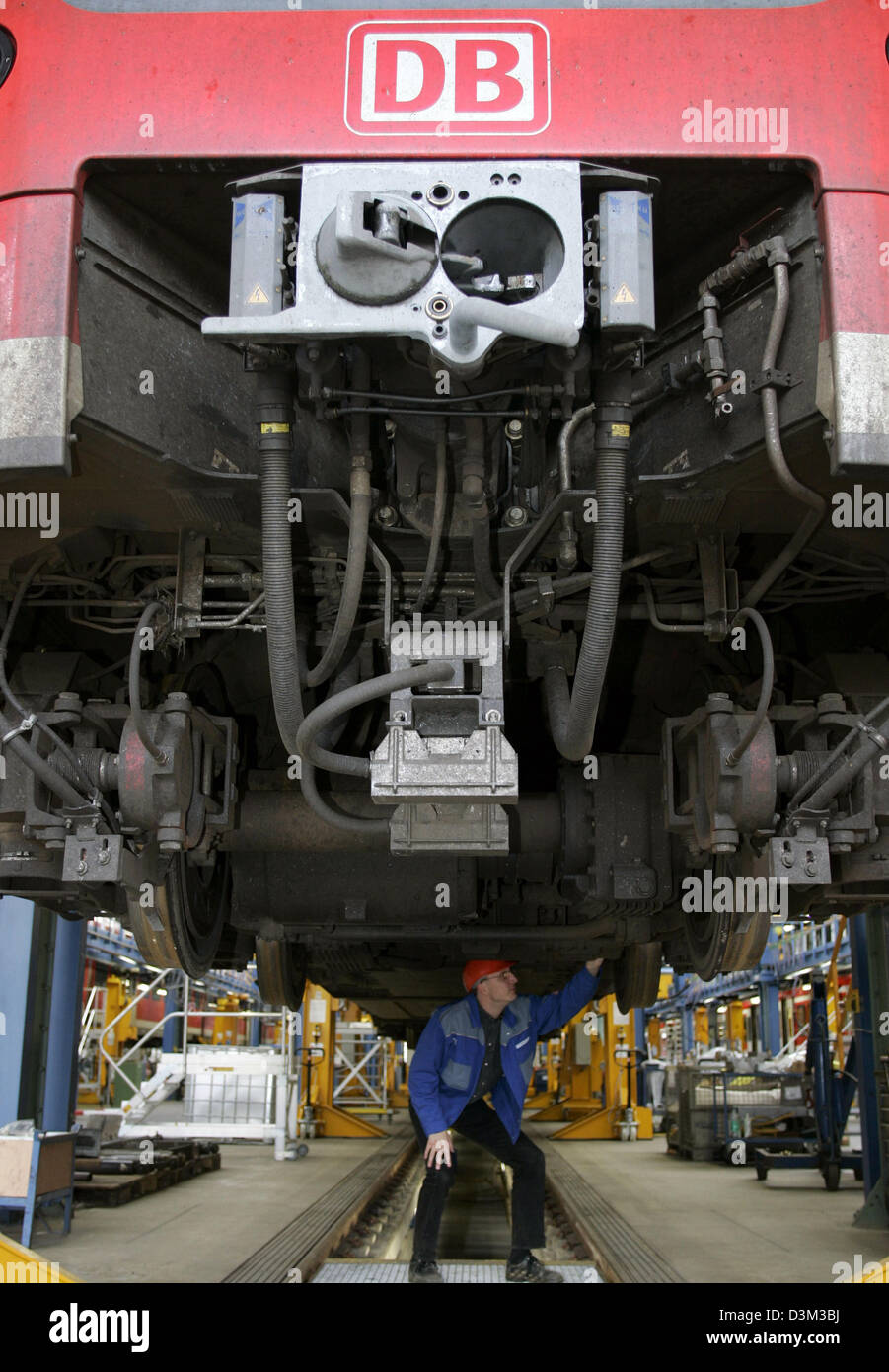 (dpa) - A locomotive is repaired by an employee in the maintenance ...