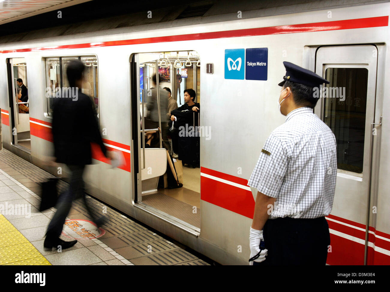 (dpa files) - Passengers board an underground metro train service in ...