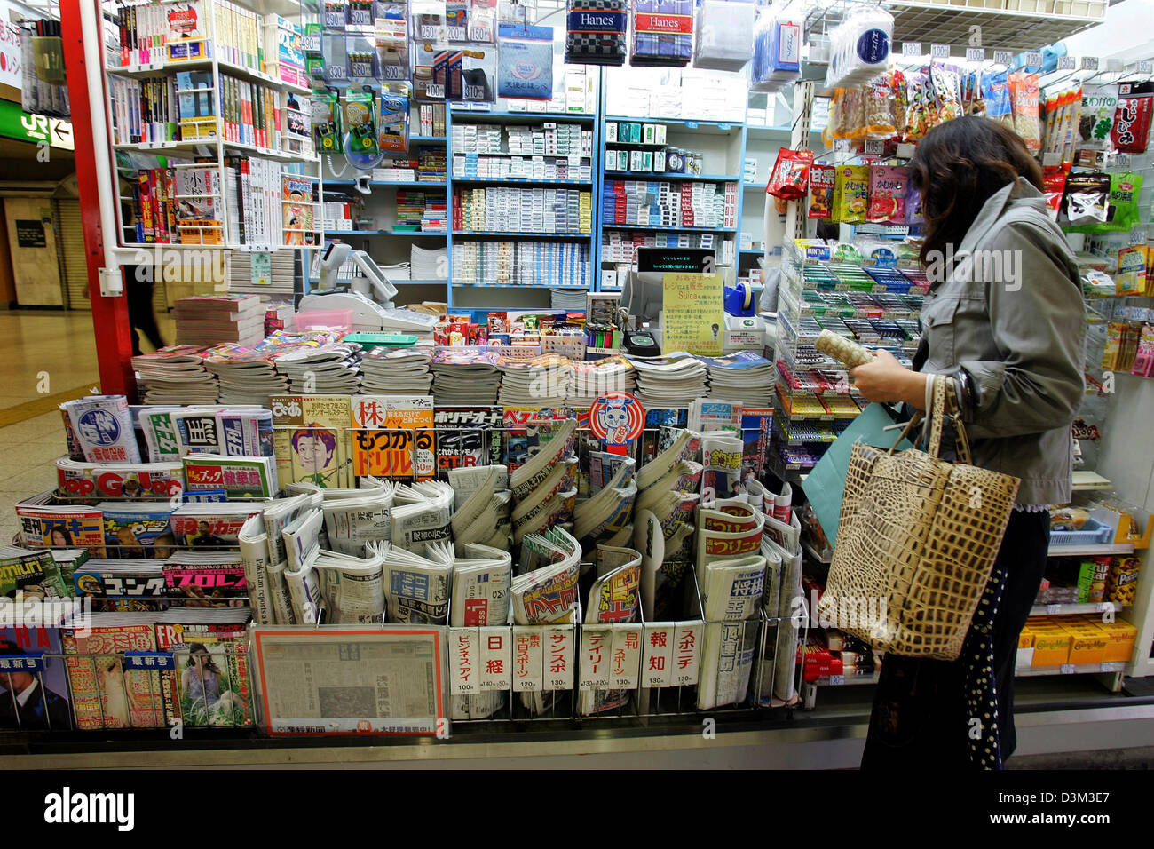 Newspaper kiosk stands hi-res stock photography and images - Alamy