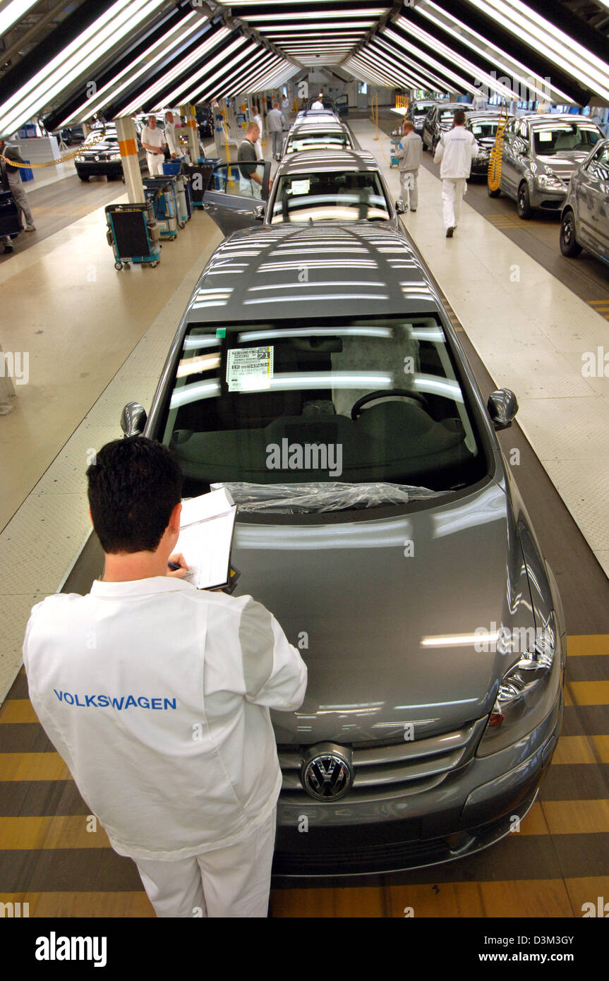(dpa) - Volkswagen car mechanics inspect Golf models of the new fifth ...