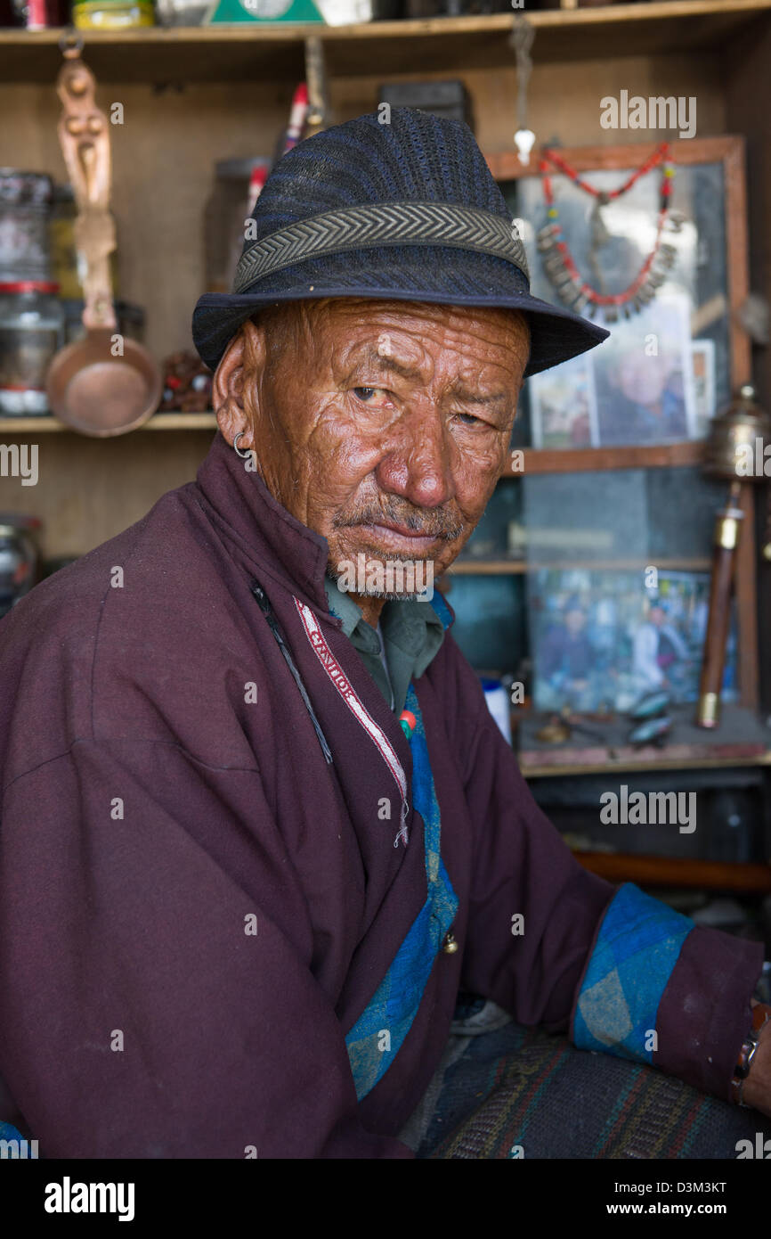 Old shopkeeper hi-res stock photography and images - Alamy