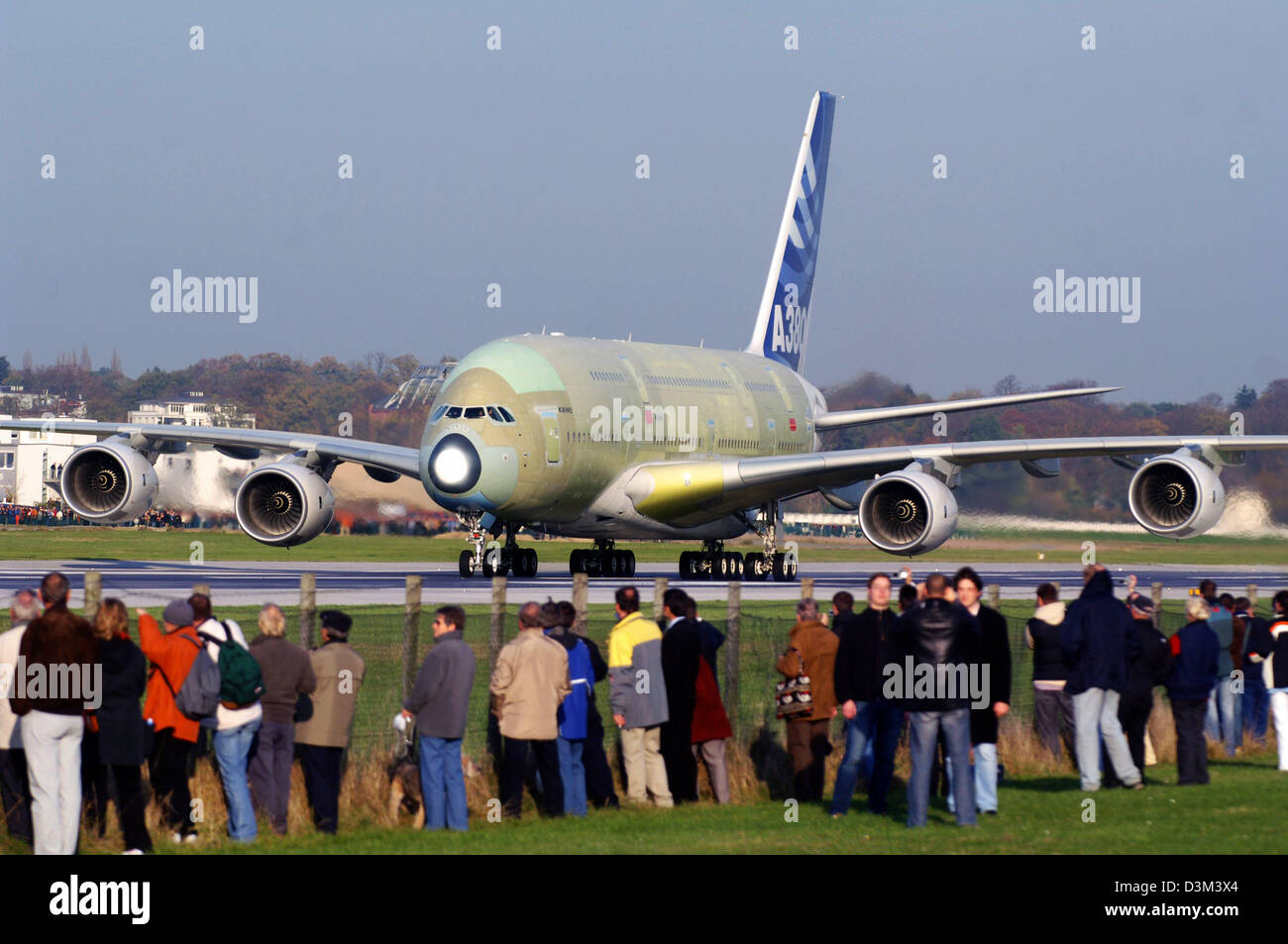 (dpa) - Spectators look on as the world's largest passenger aircraft ...