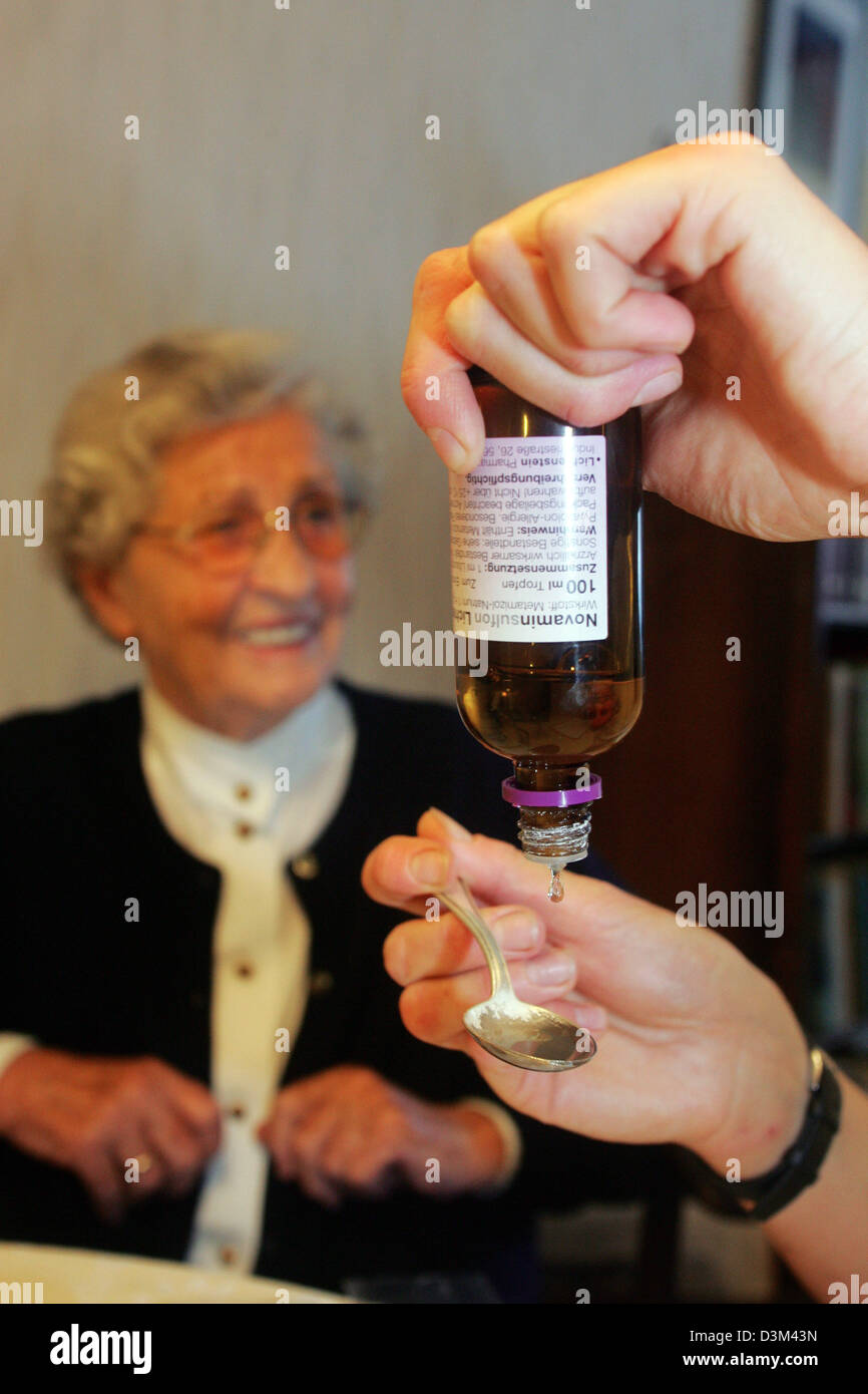 (dpa) - Nurse Sigrid Eitel prepares the medicine for a senior citizen ...