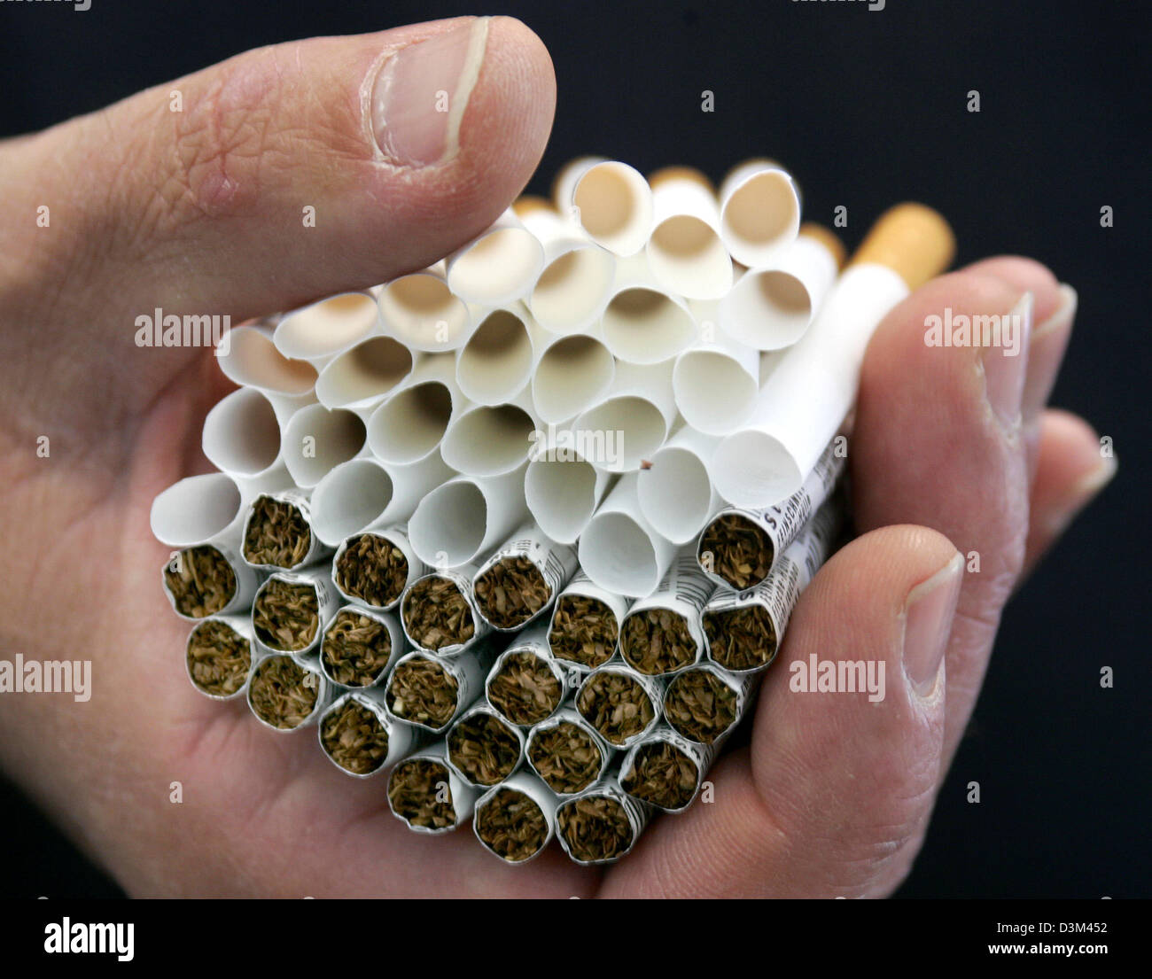 (dpa) - Cigarette sticks and hulls photographed in Duesseldorf, Germany ...