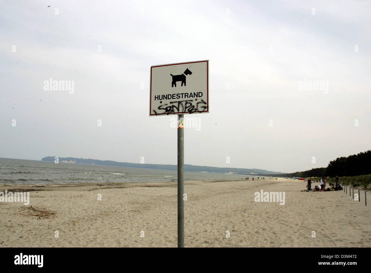 (dpa) - The picture dated 03 June 2005 shows a sign marking a dog beach ...