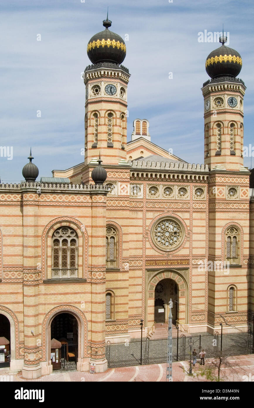 (dpa) - The photo shows the exterior view of Europe's largest synagogue ...