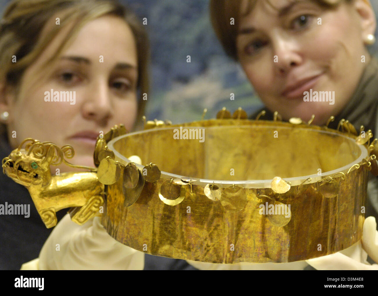 (dpa) - Victorin Mujica (R) of the Peruvian Museum del Oro and Mellis ...