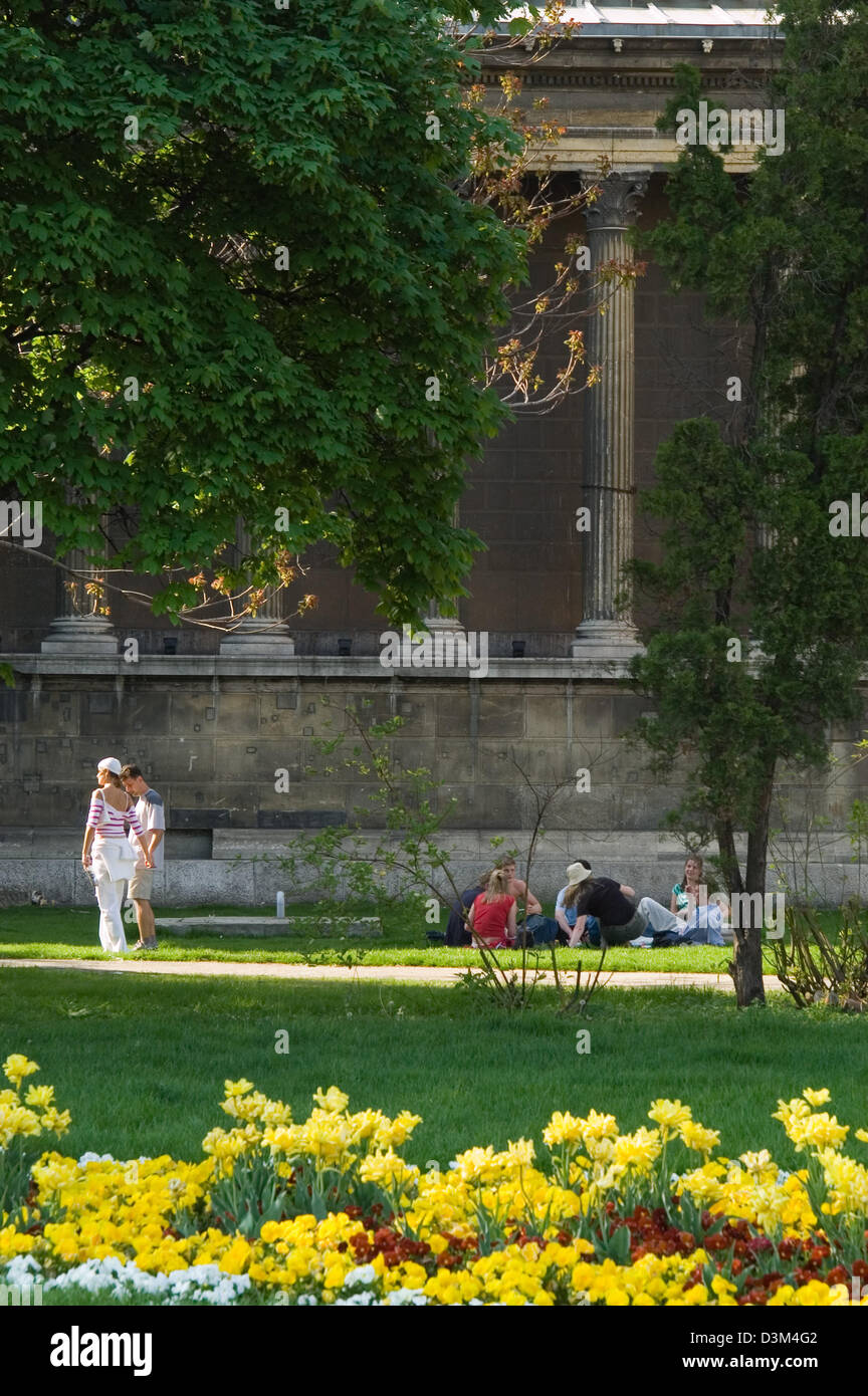 (dpa) - The picture shows passers-by in a park at the Museum of Fine ...