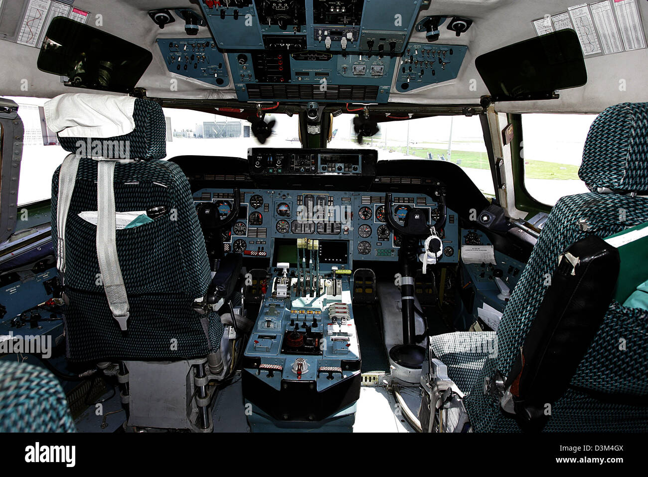 (dpa) - The picture shows the cockpit of a Russian Antonov 124 ...
