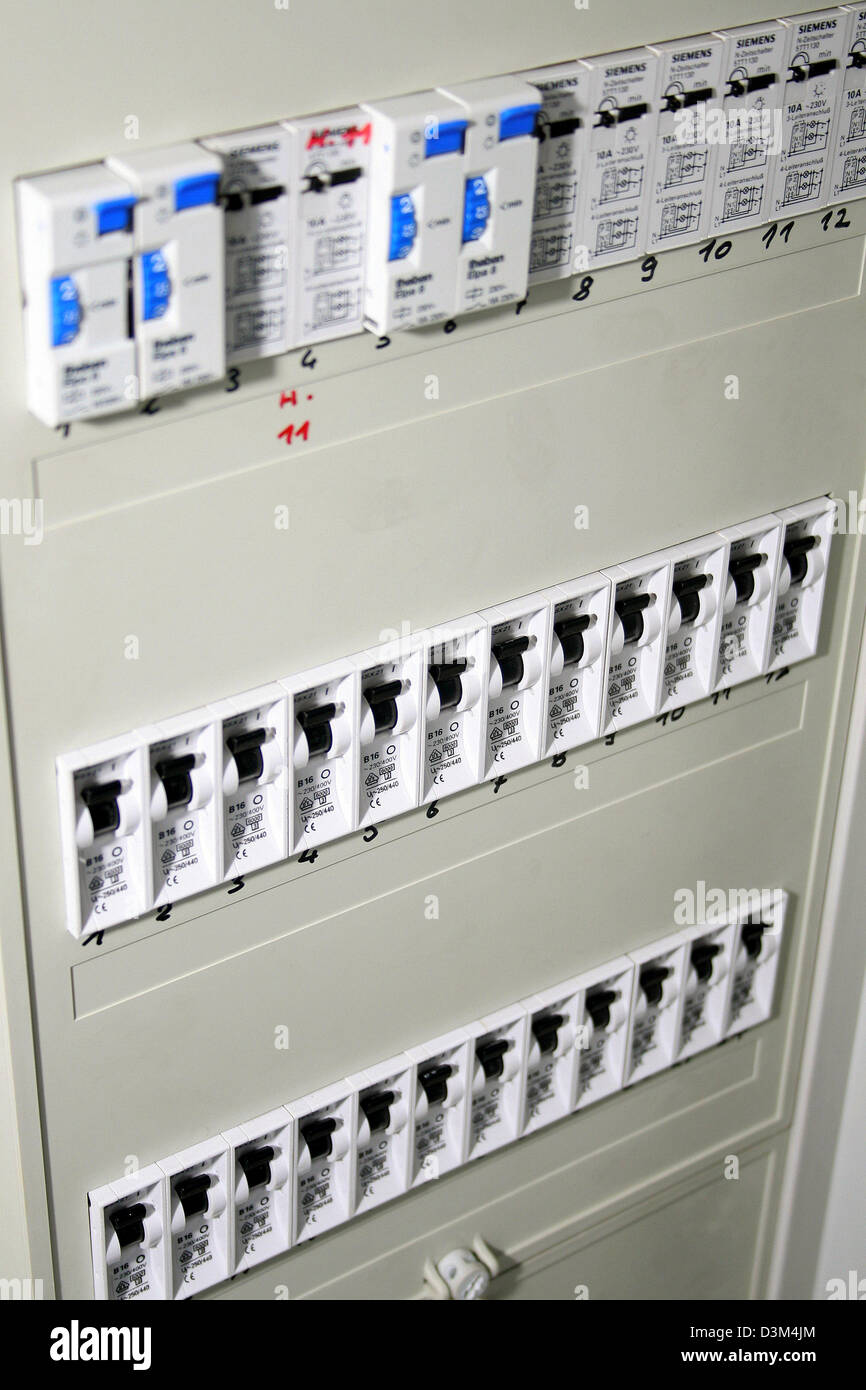 (dpa) - The picture shows a fuse box in a basement in Frankfurt Main ...