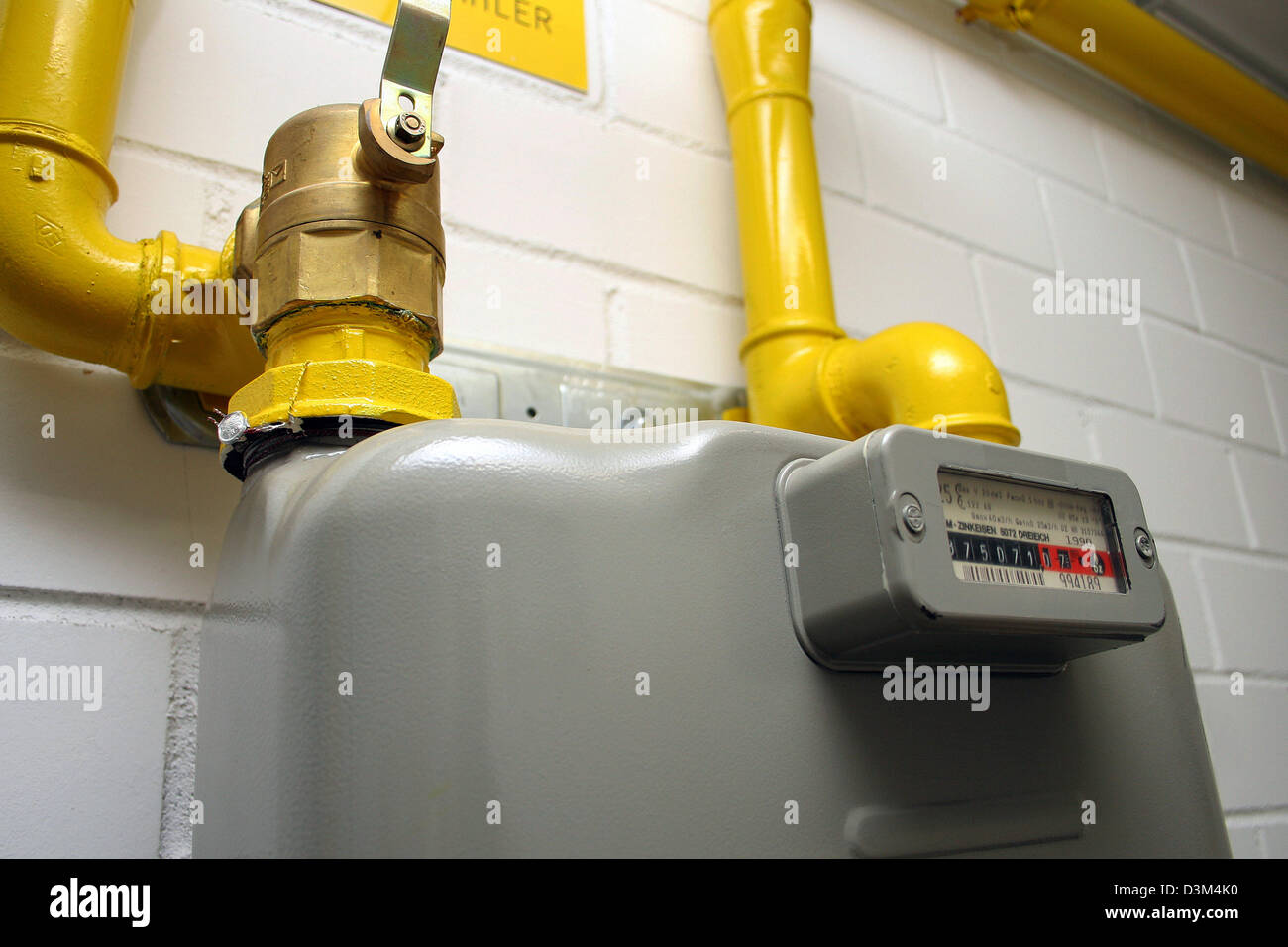 (dpa) - The picture shows a gas meter in a basement in Frankfurt Main ...