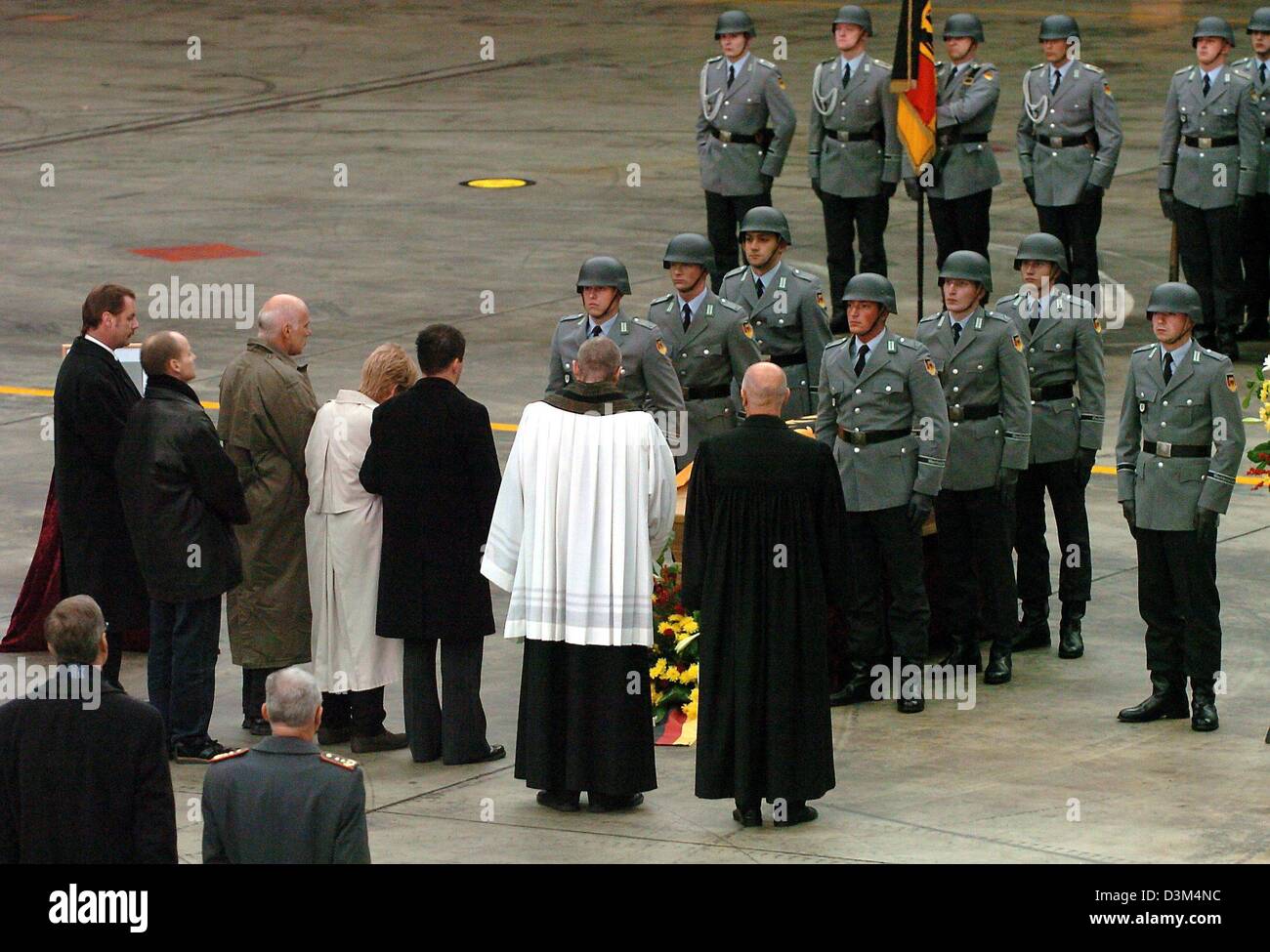 Crime funeral coffin mourning hi-res stock photography and images - Alamy