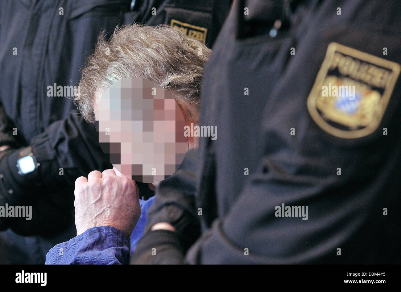 Defendants Rudolf R. (C) appears at the Regional Court in Augsburg ...