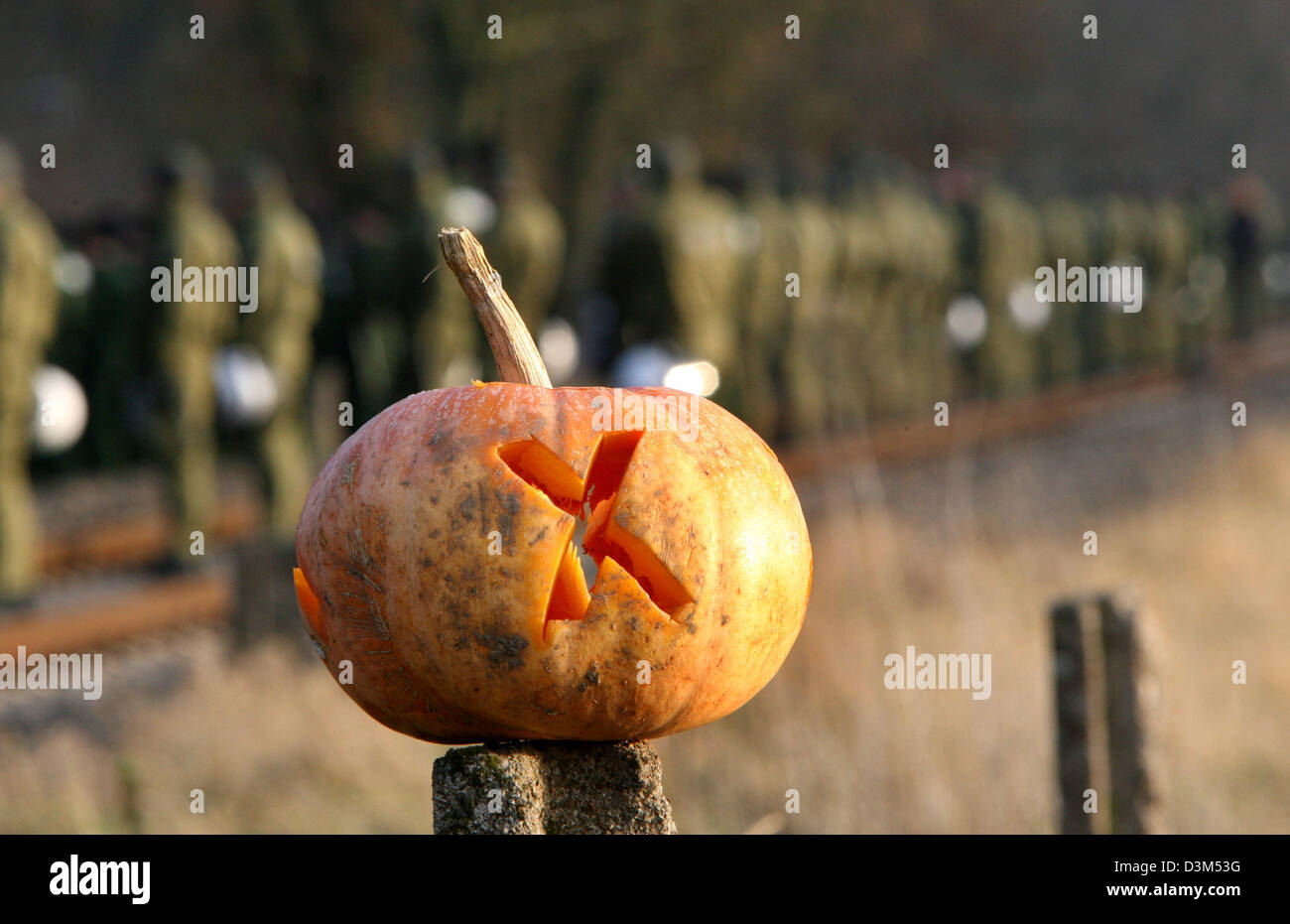 (dpa) - Police officers stand behind a pumpkin which is decorated with ...
