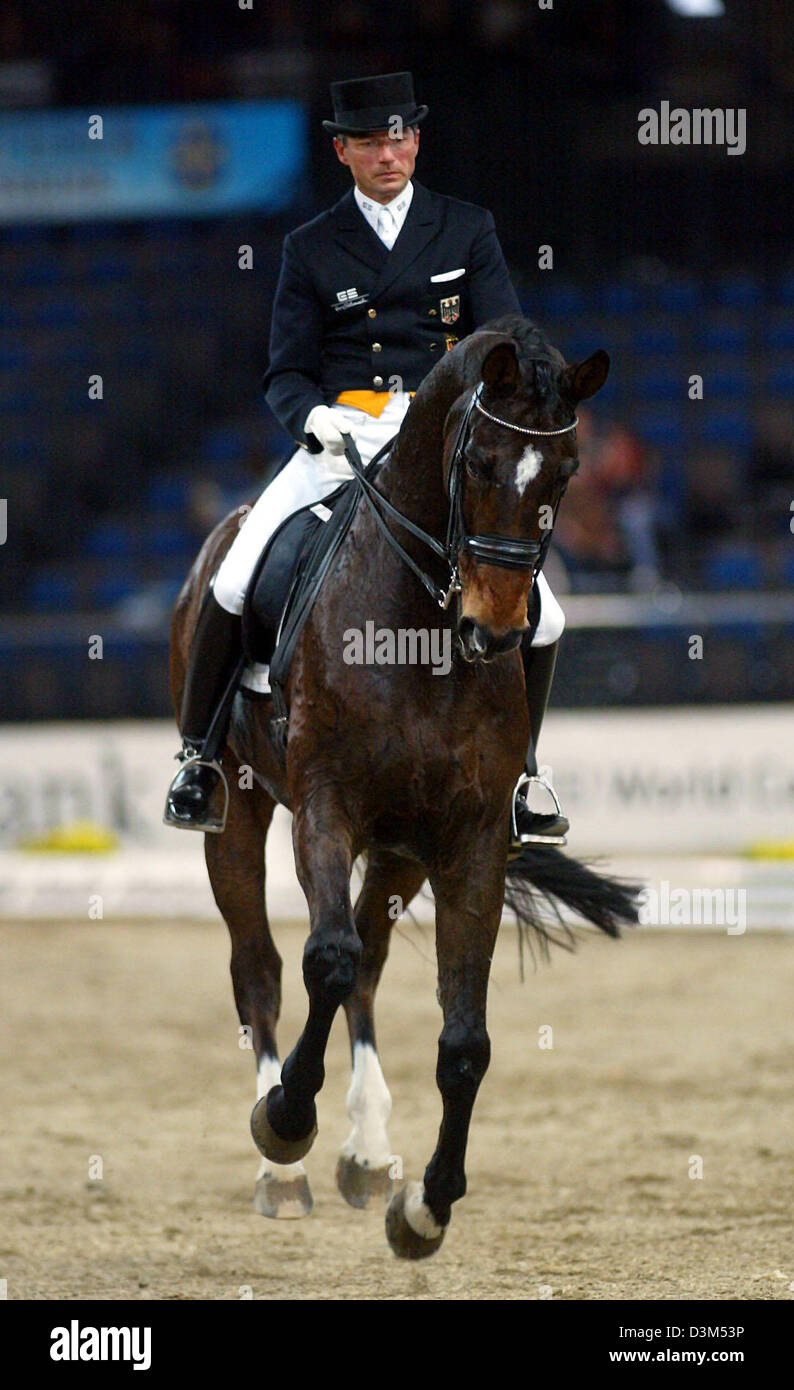(dpa) - Martin Schaudt (Albstadt) wins with his horse 'Weltall ...