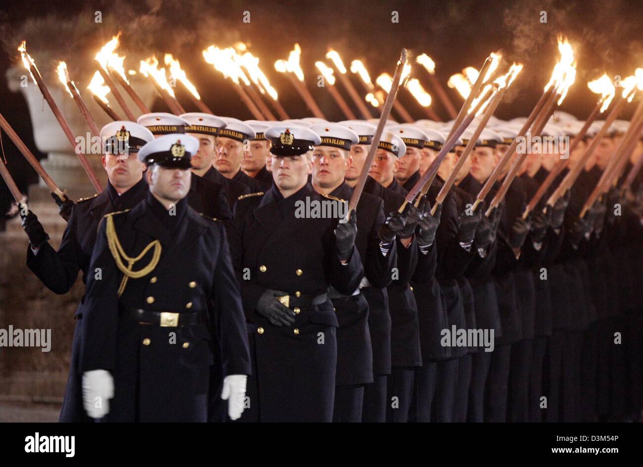 (dpa) - Soldiers photographed during the grand military tattoo for ...