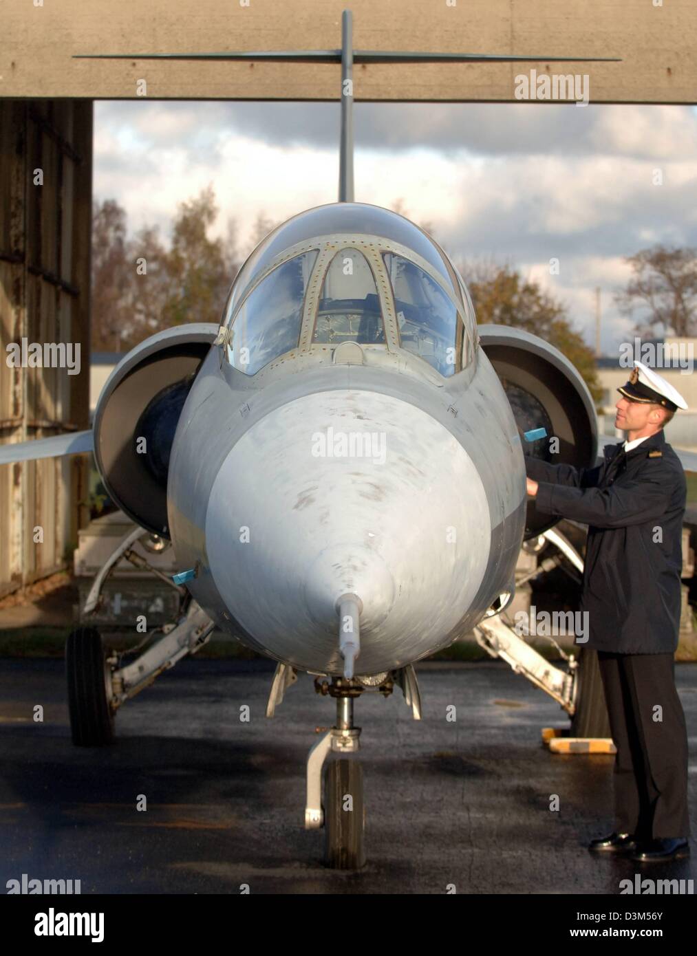 (dpa) - A sailor looks at a Starfighter F-104 G jet on the premises of ...