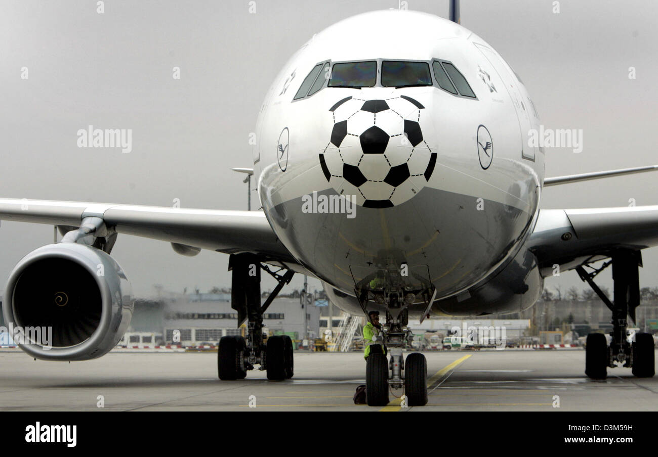 (dpa) - A Boeing passenger aircraft of the German airline Lufthansa ...