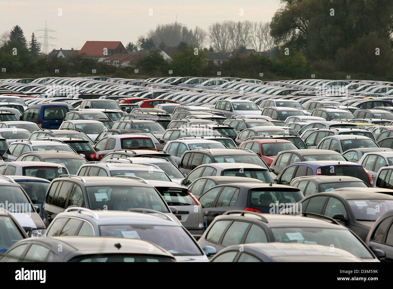 (dpa) - The picture shows new cars on the areal of car logistics in ...