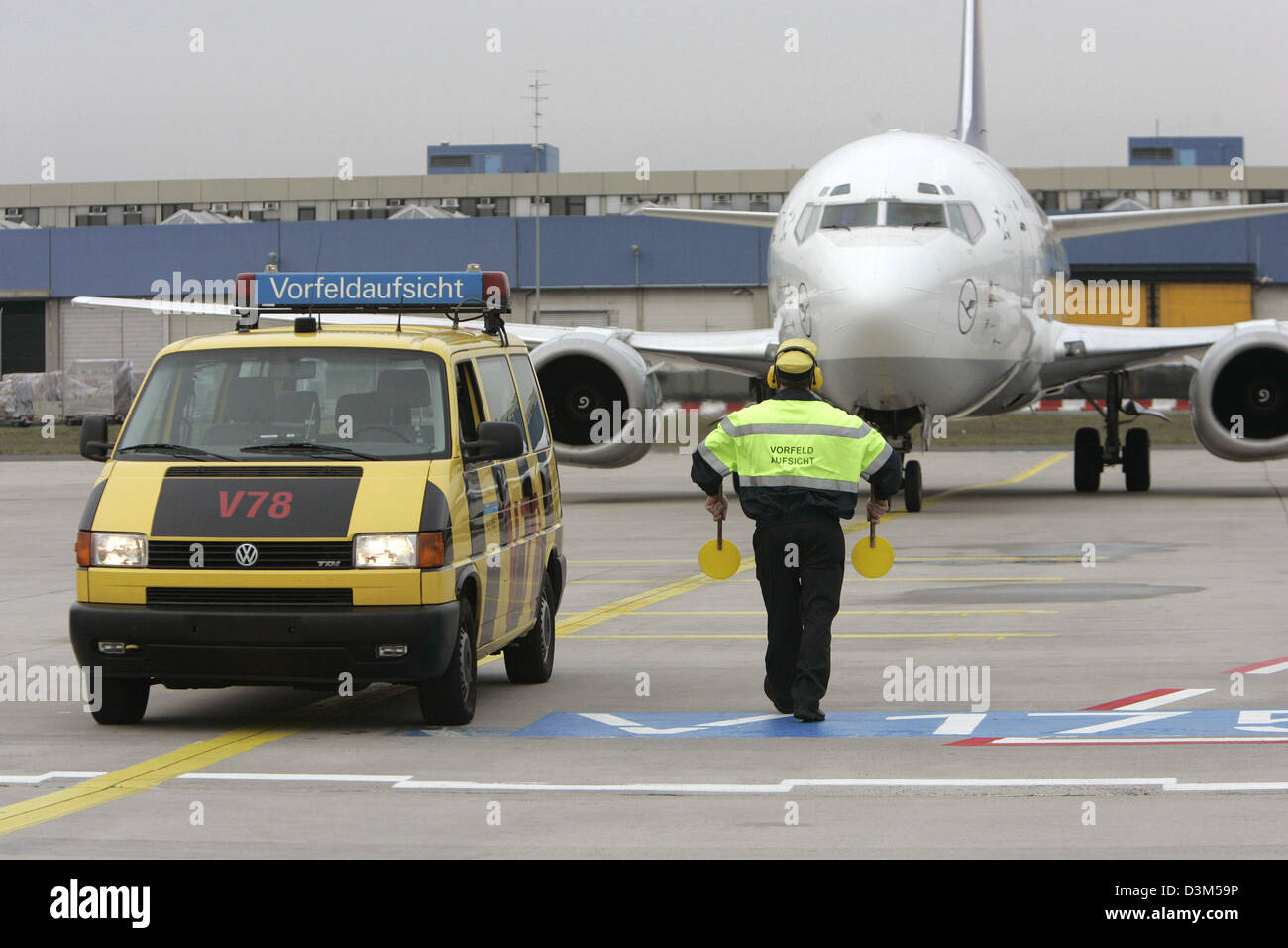 Follow me car hi-res stock photography and images - Alamy