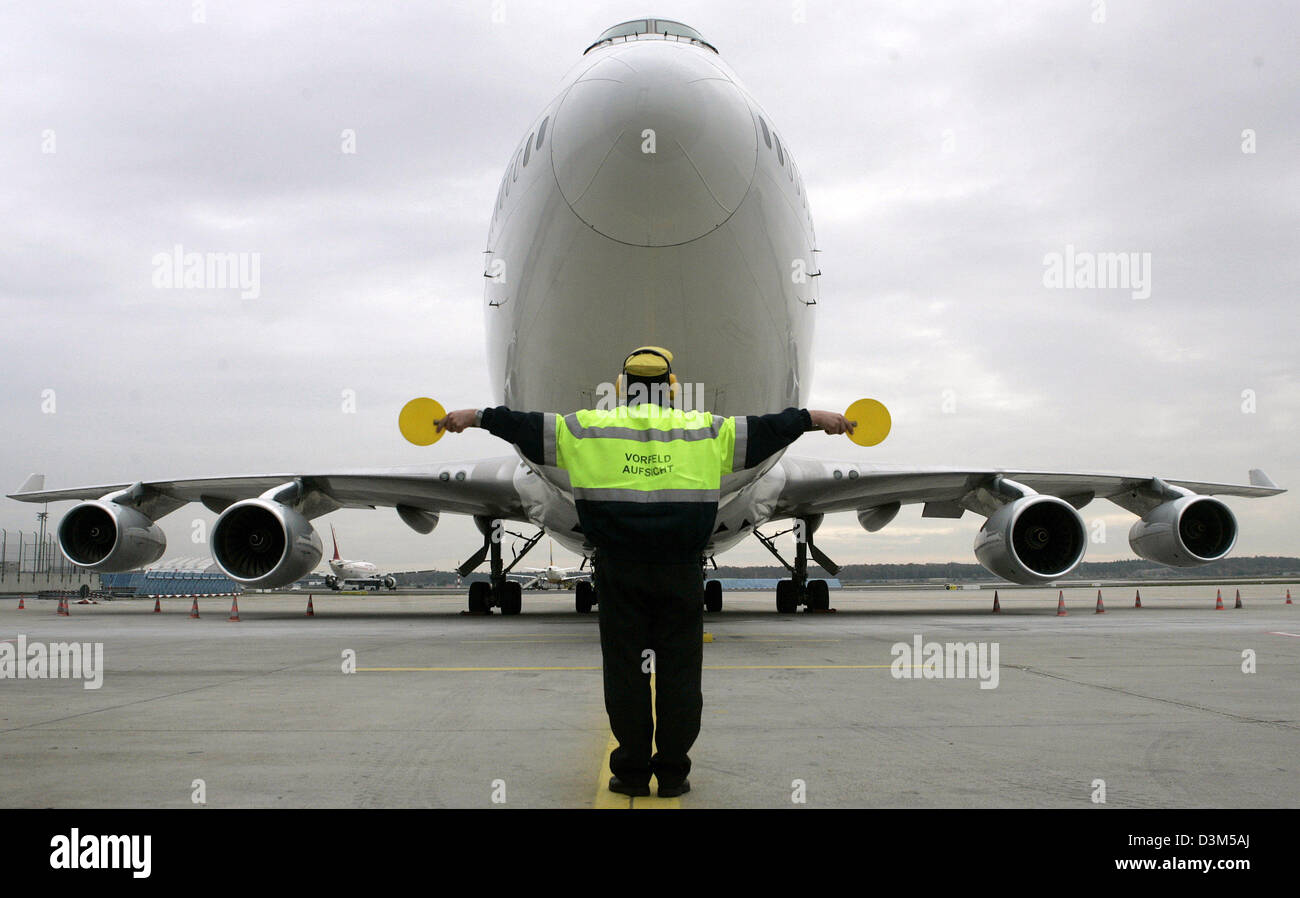 (dpa) - A follow-me guide guides an aircraft to the final parking ...