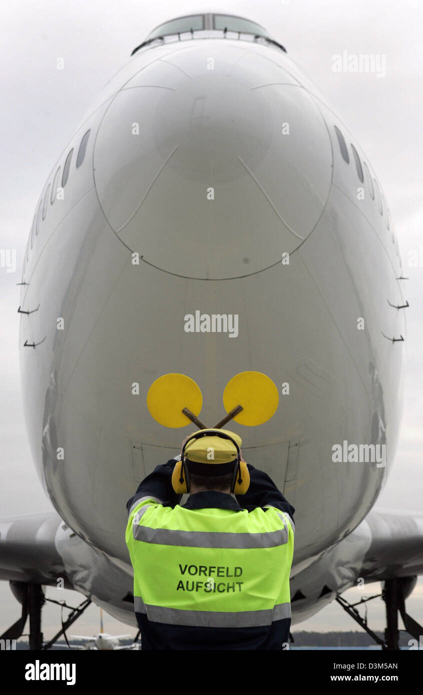 (dpa) - A follow-me guide guides an aircraft to the final parking ...