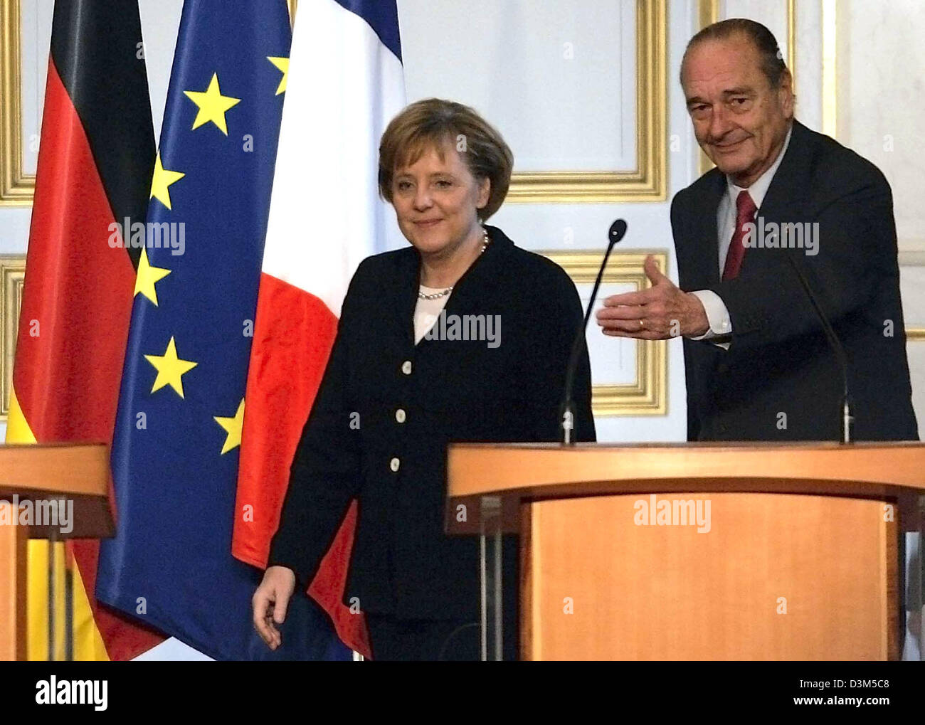 (dpa) - German Chancellor Angela Merkel (L) of the Christian Democratic ...