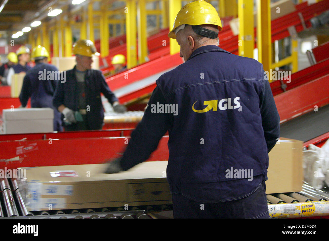 (dpa) - Staff of the parcel service General Logistics Systems (GLS ...