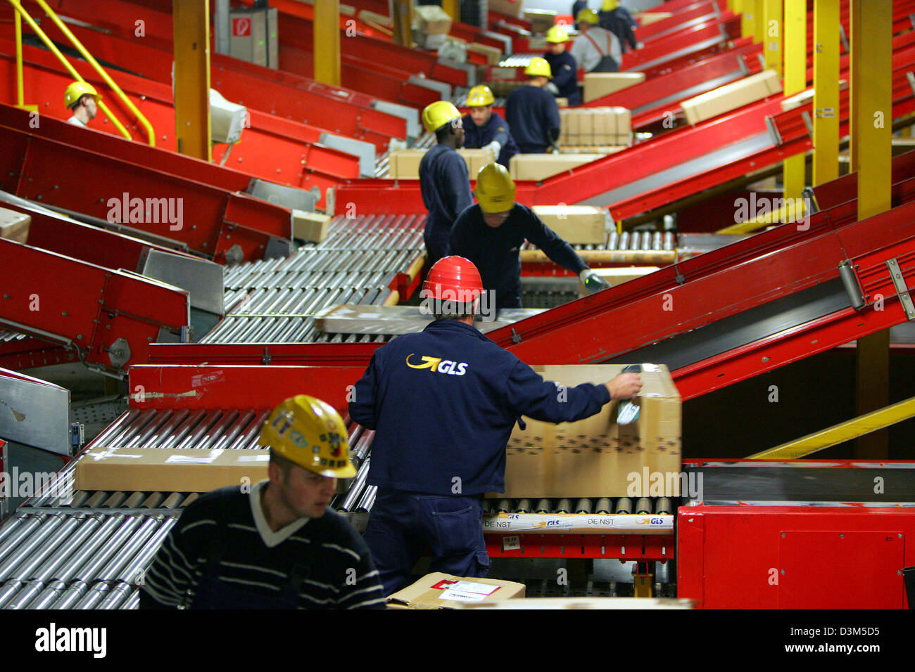 (dpa) - Staff of the parcel service General Logistics Systems (GLS ...