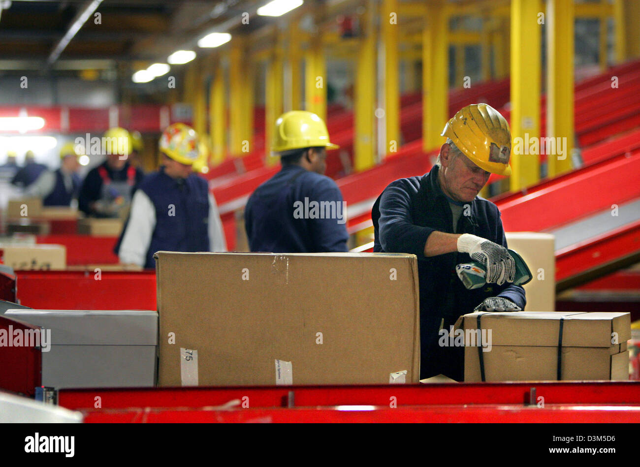 (dpa) - Staff of the parcel service General Logistics Systems (GLS ...