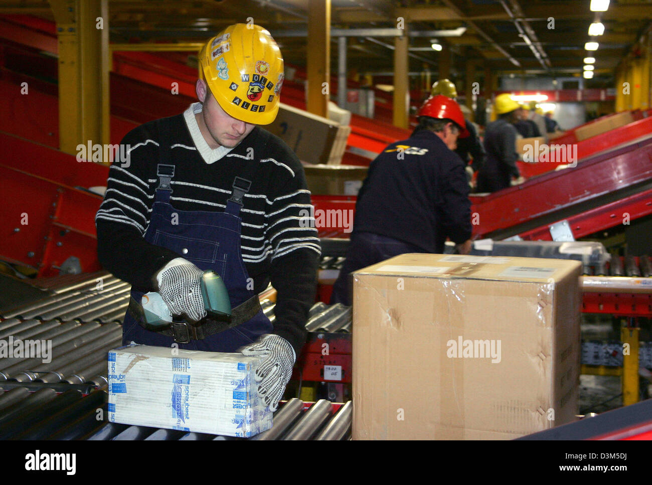 (dpa) - Staff of the parcel service General Logistics Systems (GLS ...
