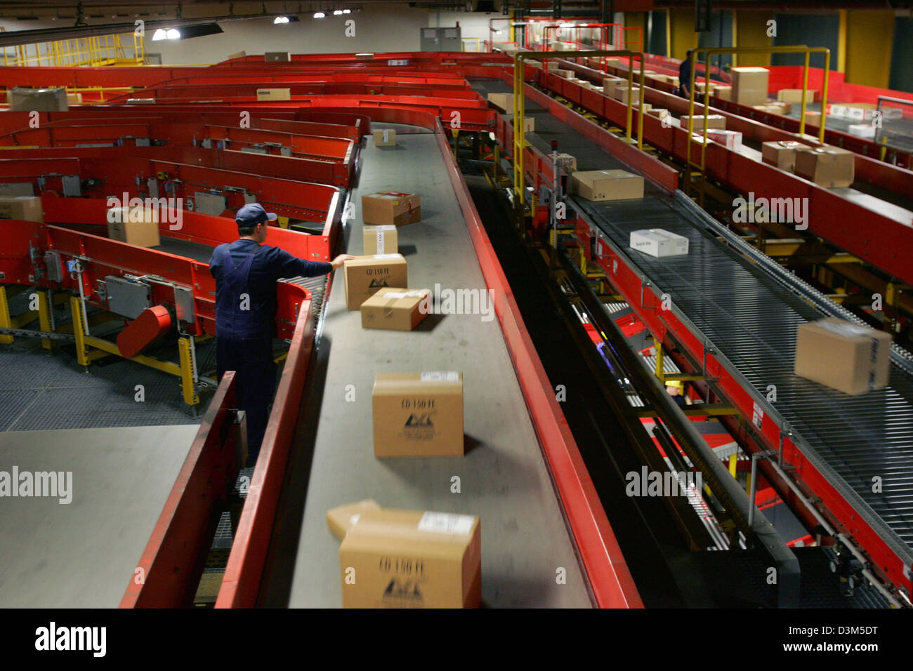 (dpa) - A member of staff of the parcel service General Logistics ...
