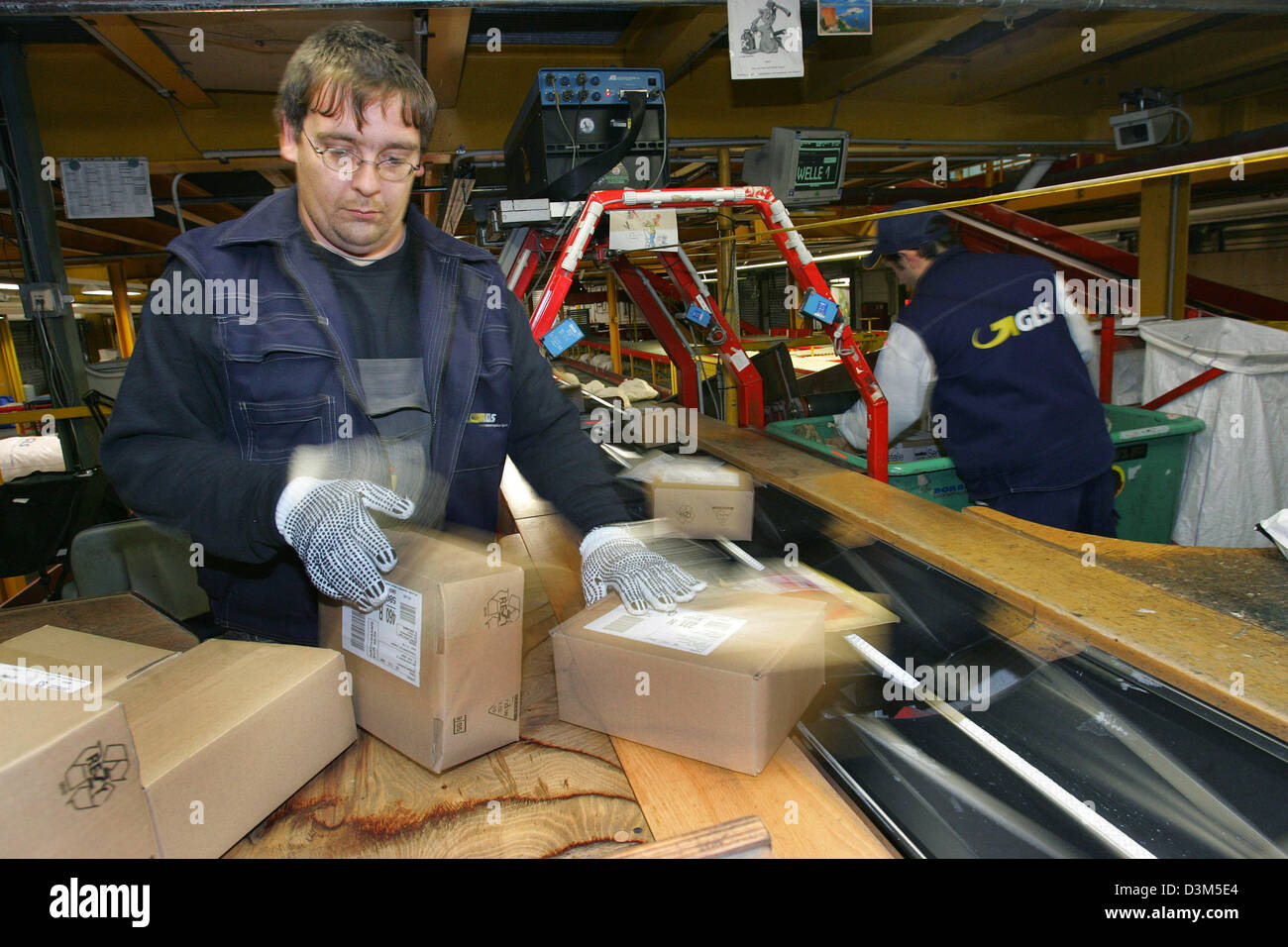 (dpa) - Staff of the parcel service General Logistics Systems (GLS ...