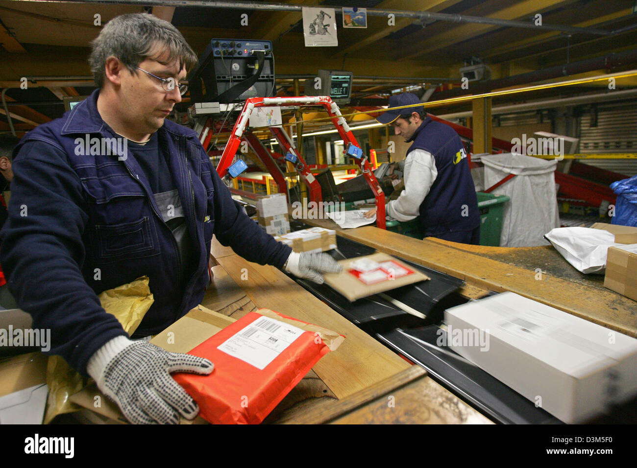 (dpa) - Staff of the parcel service General Logistics Systems (GLS ...