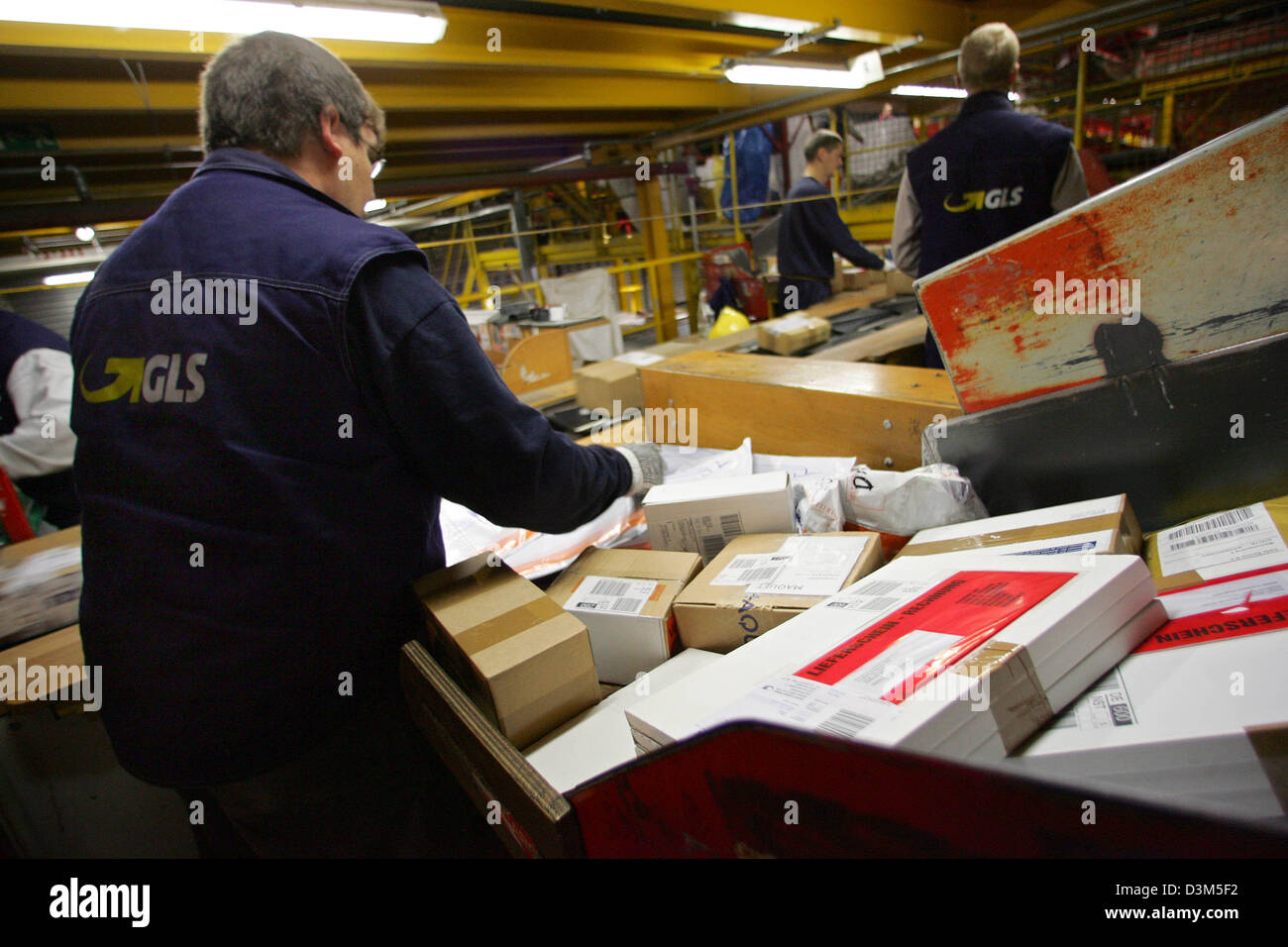 (dpa) - Staff of the parcel service General Logistics Systems (GLS ...