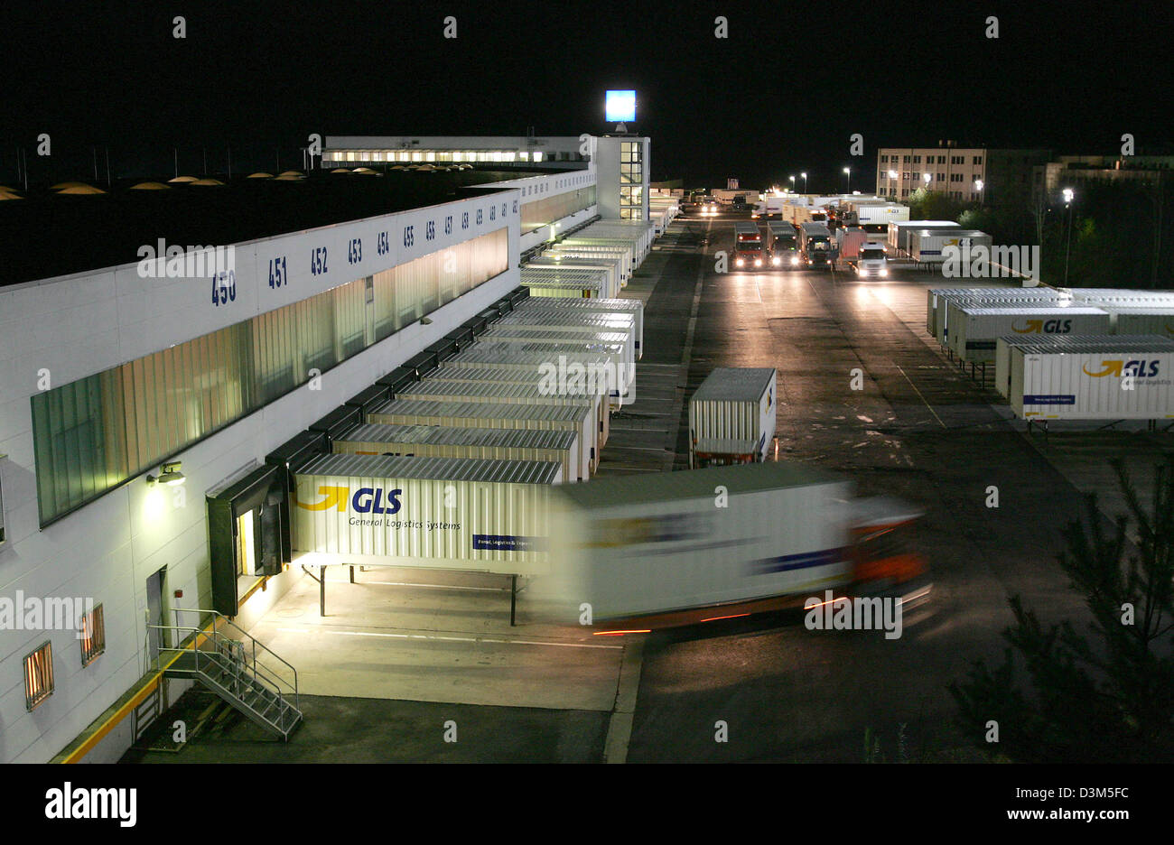 Loading bay and trucks hi-res stock photography and images - Alamy