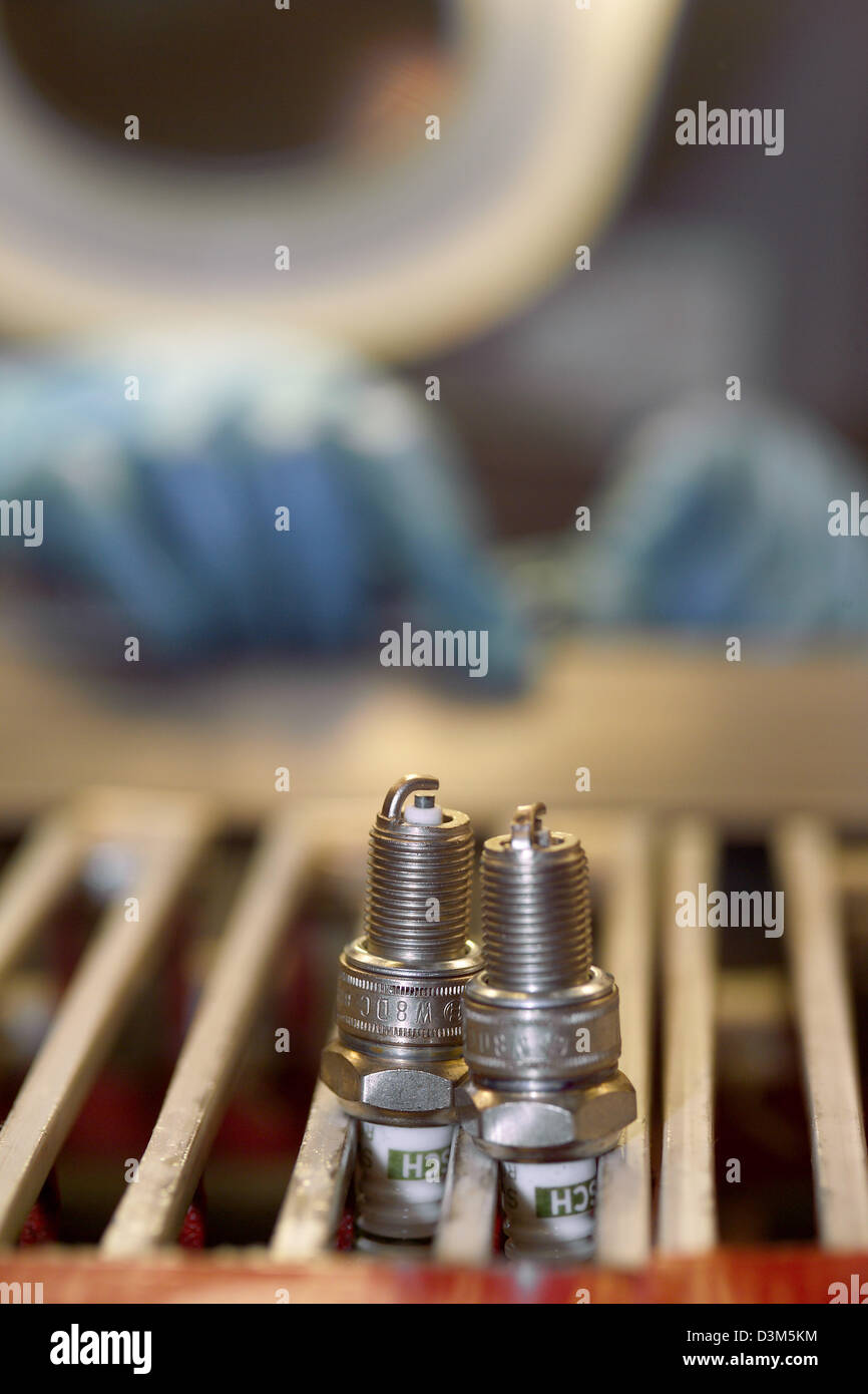 (dpa) - The photo shows the final manufacturing stage of spark plugs at ...