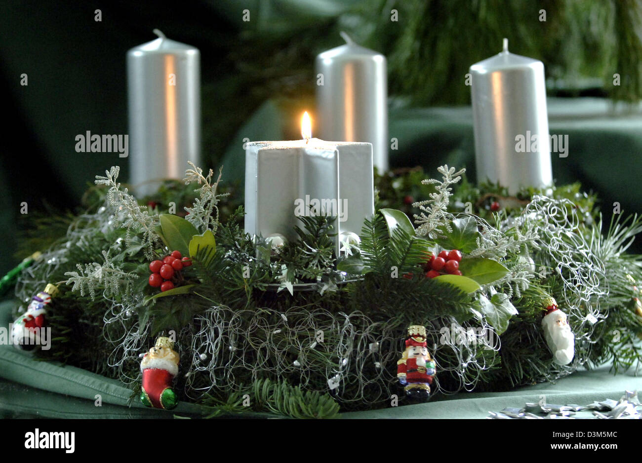 (dpa) - First sunday in Advent: the first candle of the festively ...