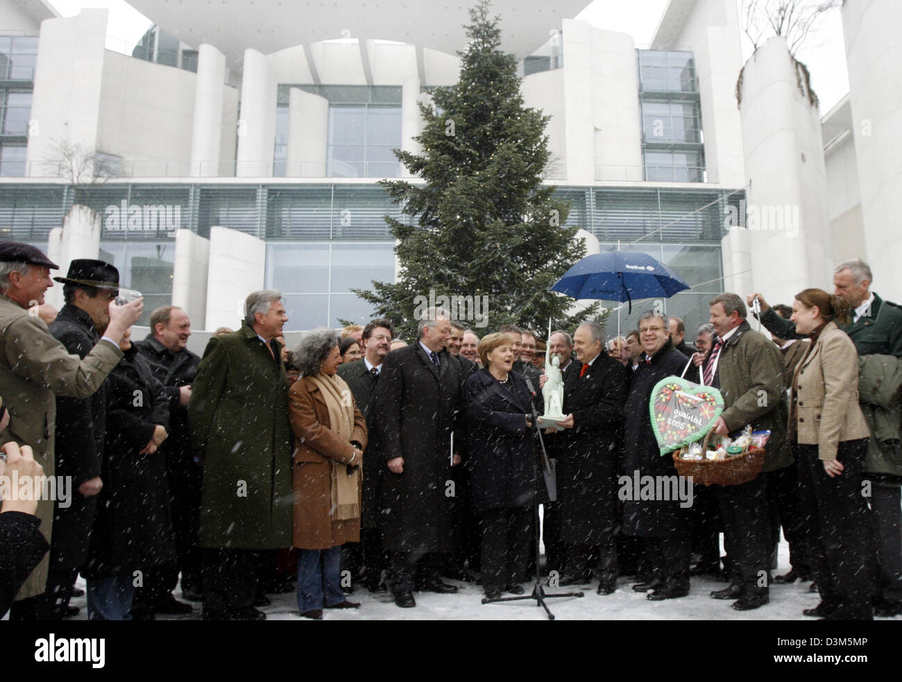 Angela merkel in front of her office hi-res stock photography and ...