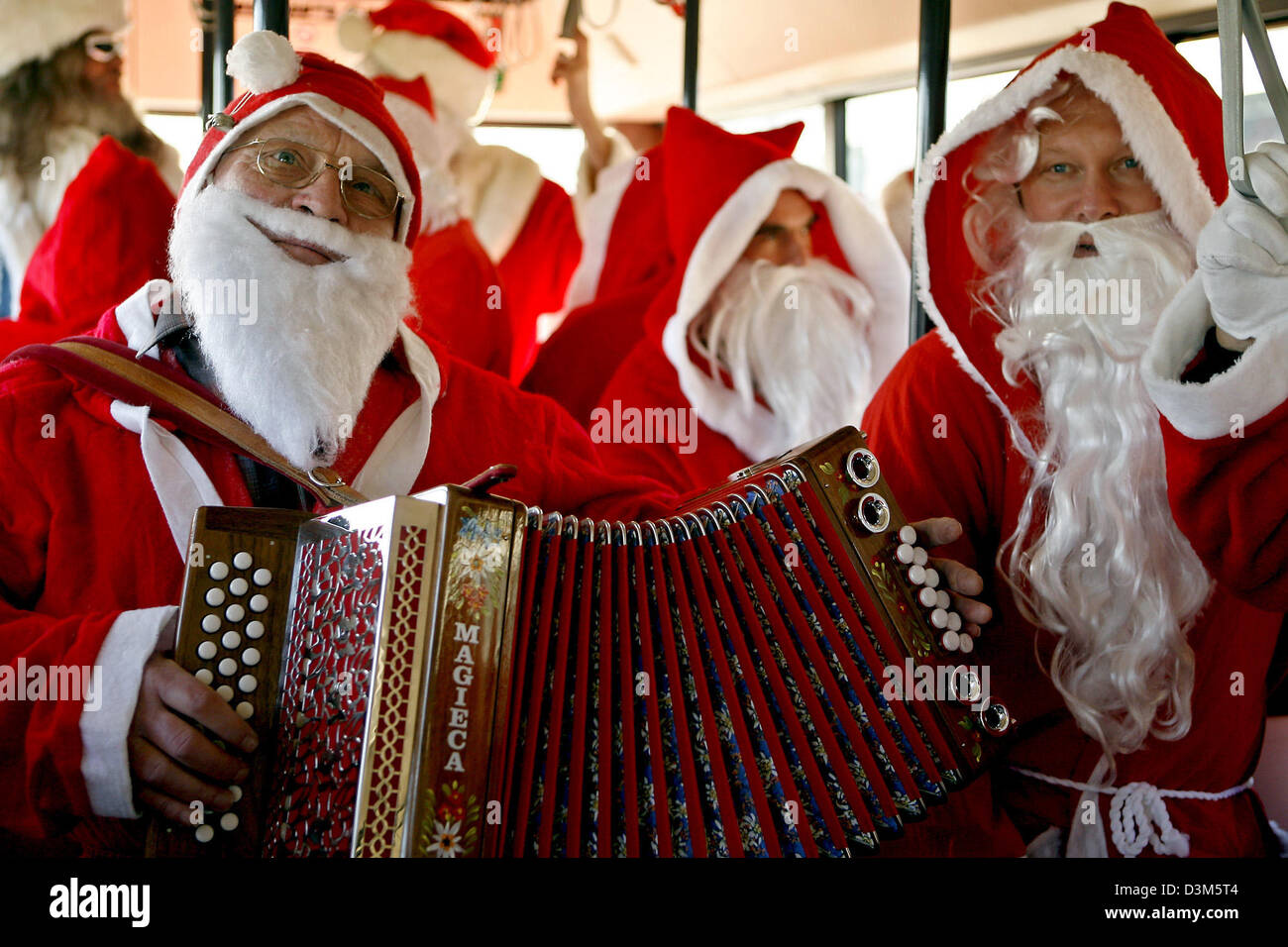 (dpa) - A group of Santa Clauses of the Berlin Santa Claus Central sits ...