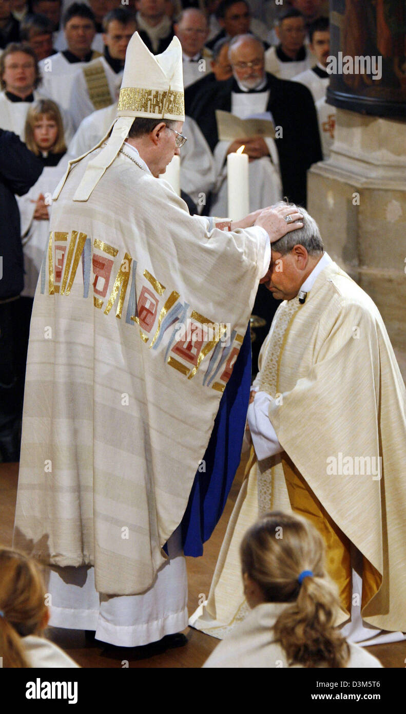 Pope hand gesture hi-res stock photography and images - Alamy