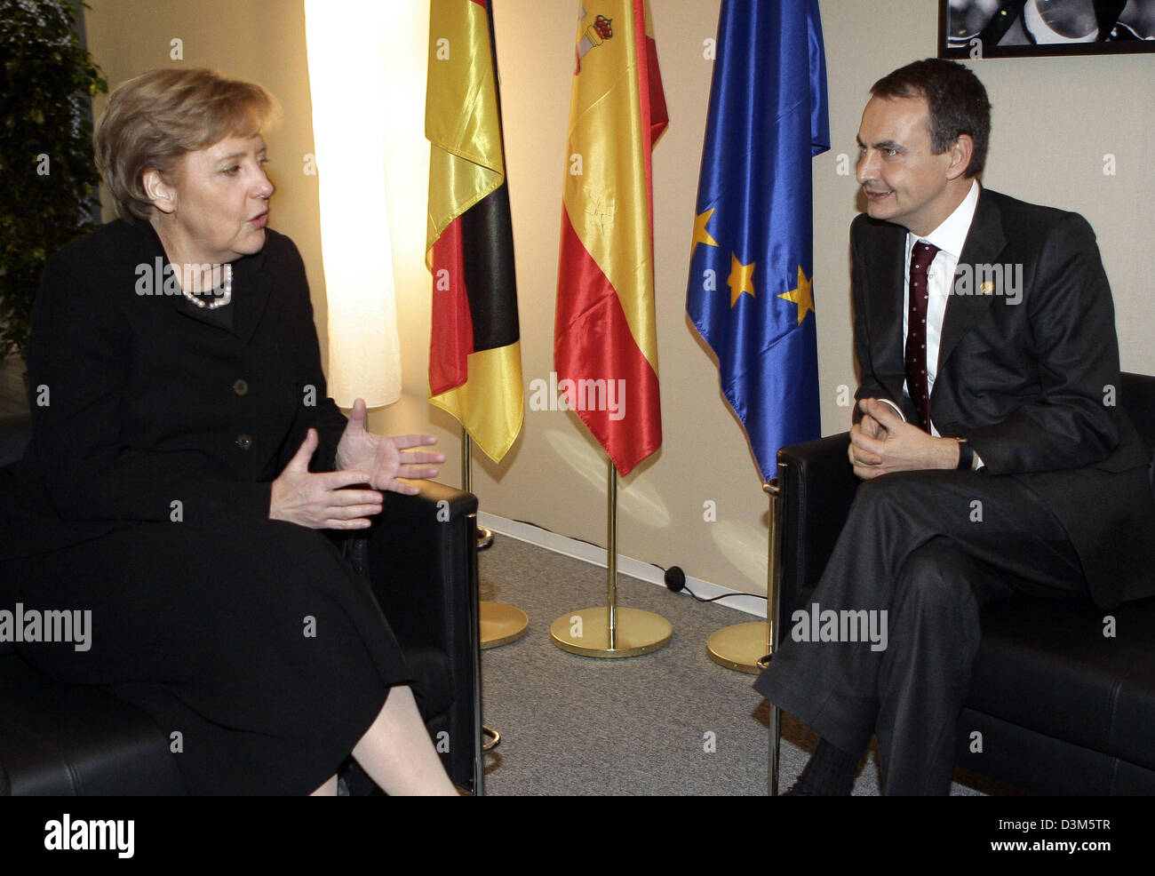 (dpa) - German Chancellor Angela Merkel (L) meets Spanish Prime ...