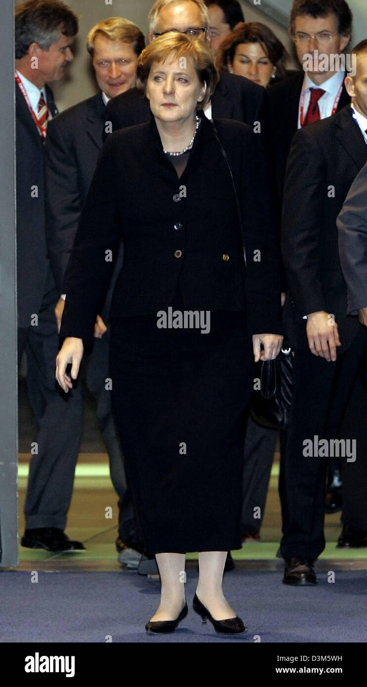 (dpa) - German Chancellor Angela Merkel arrives for the first session ...