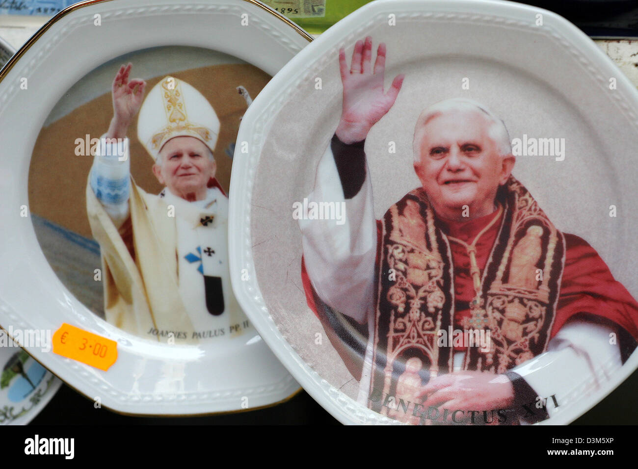 (dpa) - Plates with the portraits of Pope John Paul II (L) and Pope ...