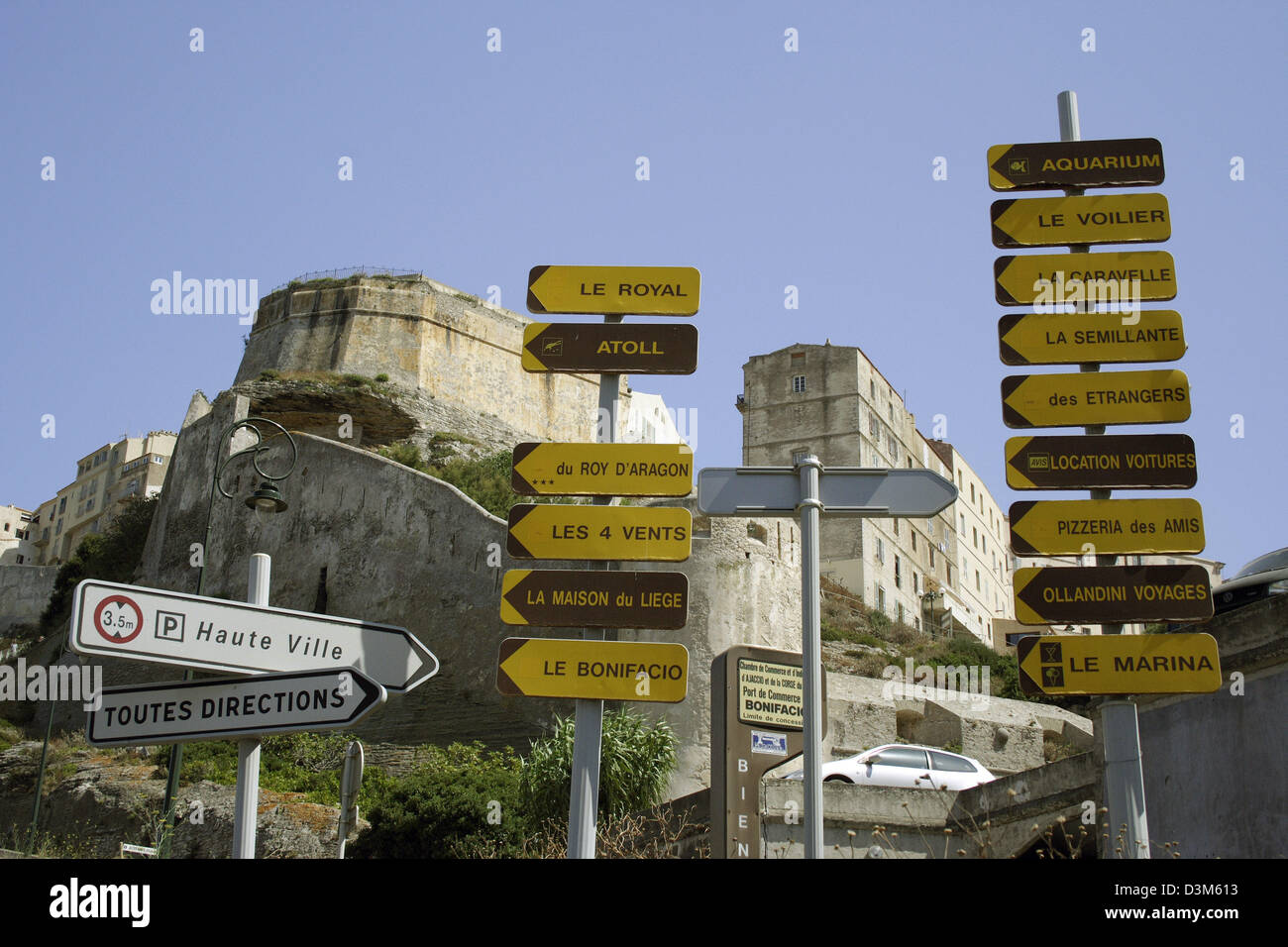 Signpost located on island hi-res stock photography and images - Alamy