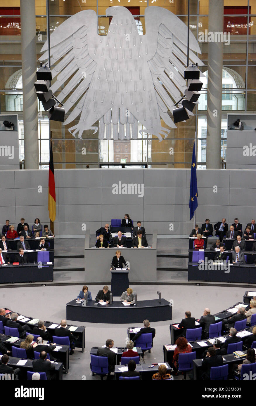 (dpa) - The picture shows German Chancellor Angela Merkel (C) standing ...