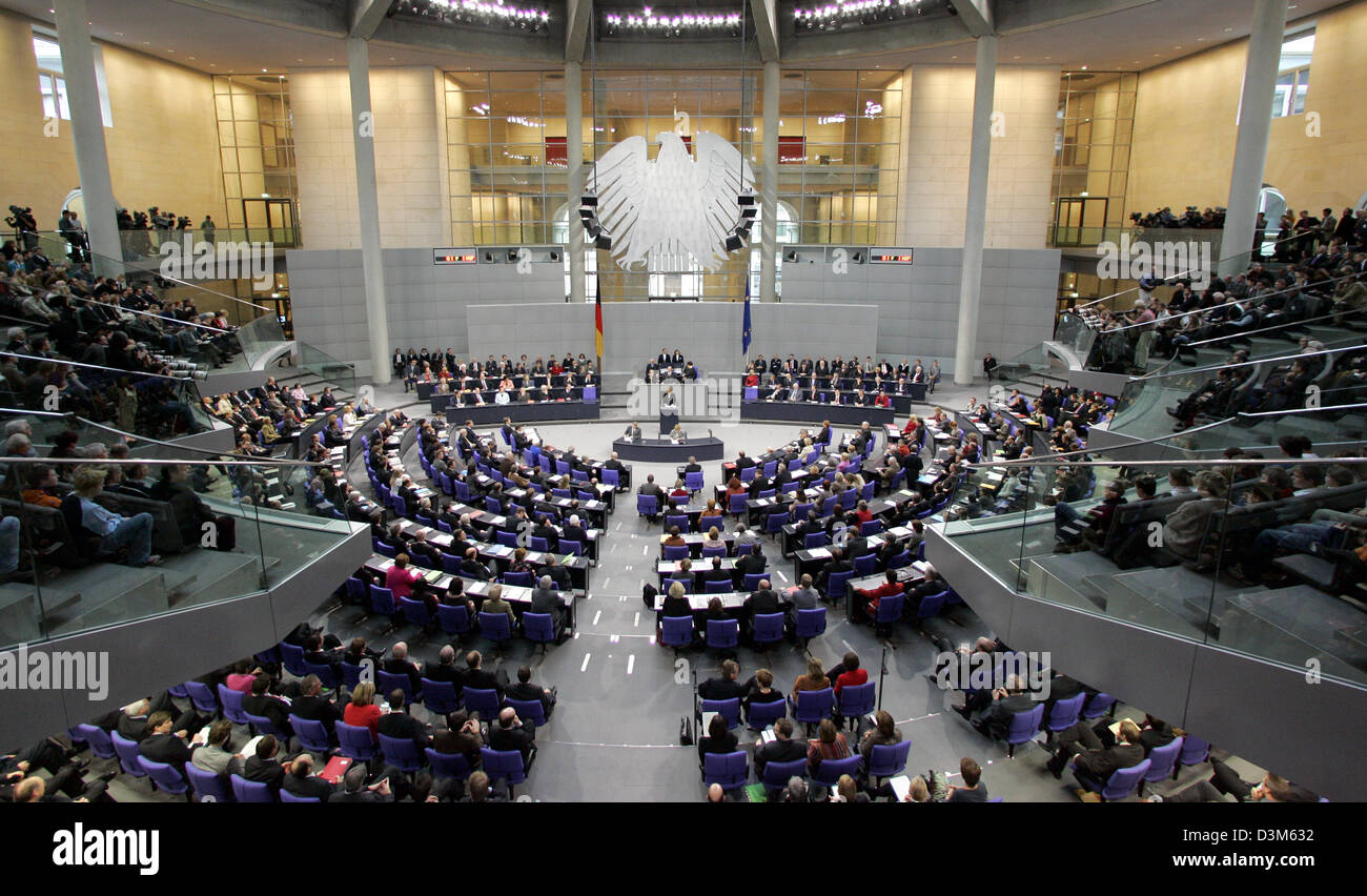 (dpa) - The picture shows German Chancellor Angela Merkel (C) standing ...