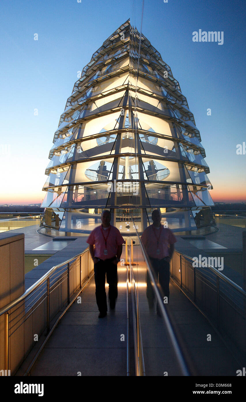 (dpa) - A visitor walks across the rooftop terrace of the Reichstag ...